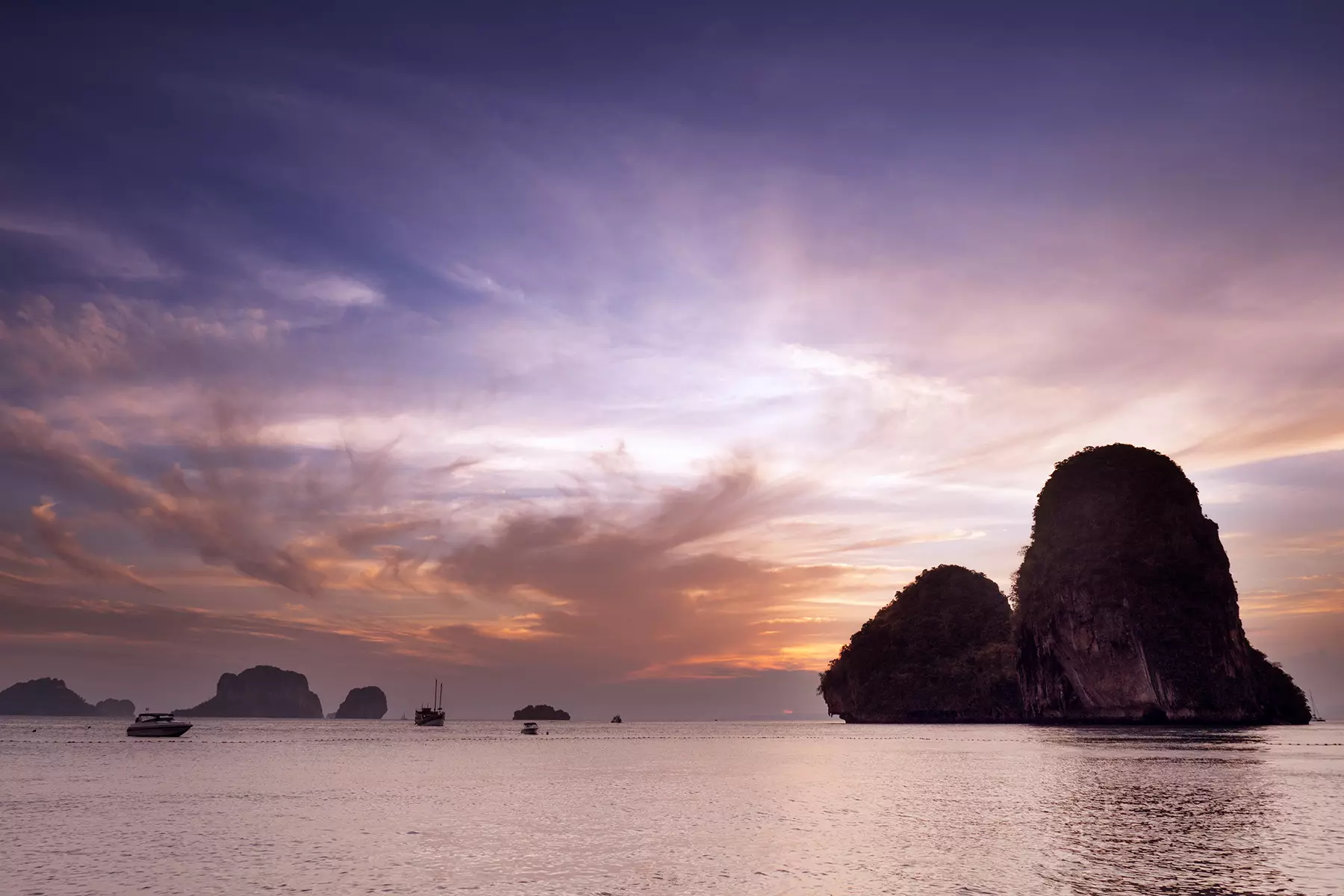 Hautes falaises calcaires au large de la plage. Vue depuis Railay Ouest