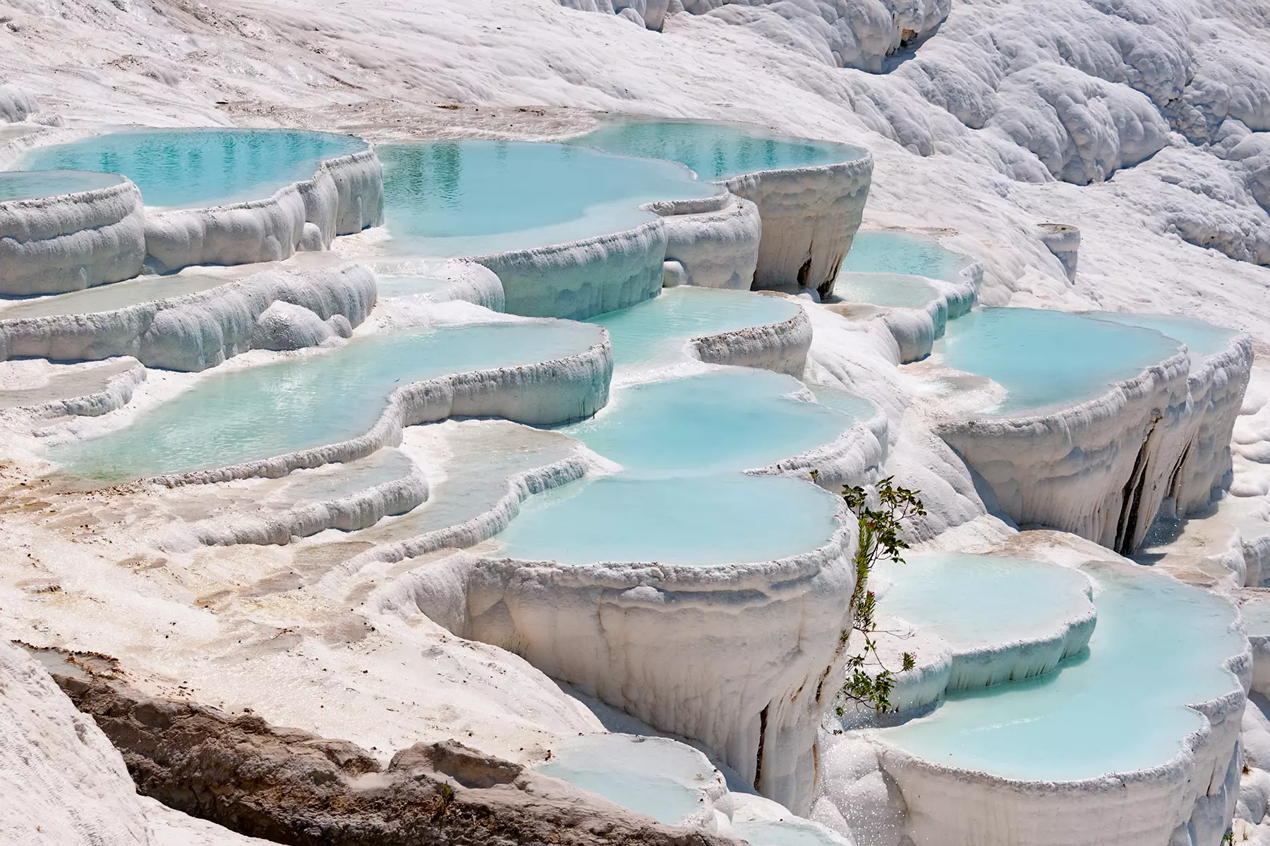 Turkusowe baseny na trawertynowych tarasach w Pamukkale, Turcja