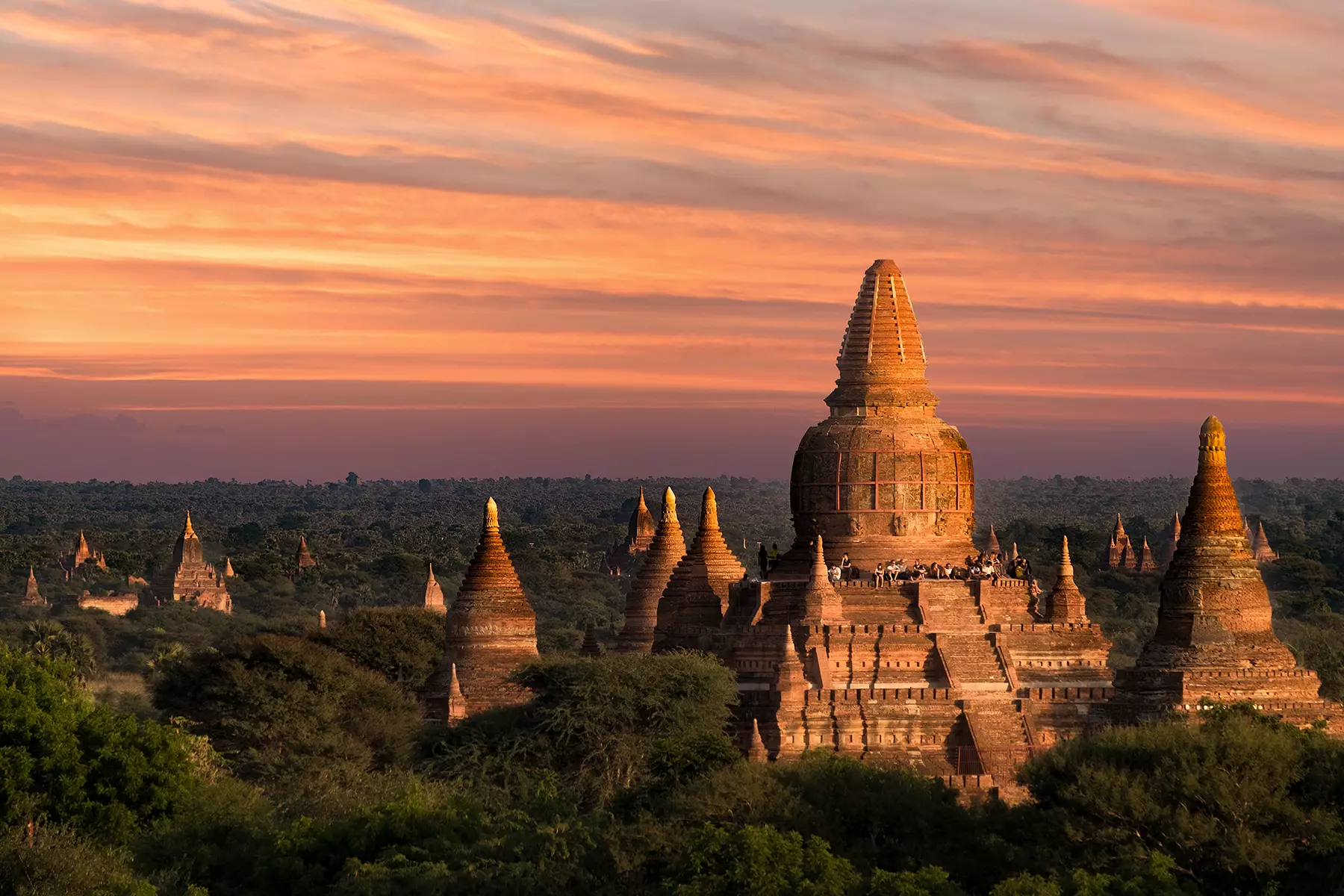 Turistoj atendantaj sunleviĝon ĉe antikva Pagodo en Malnova Bagan, Mjanmao