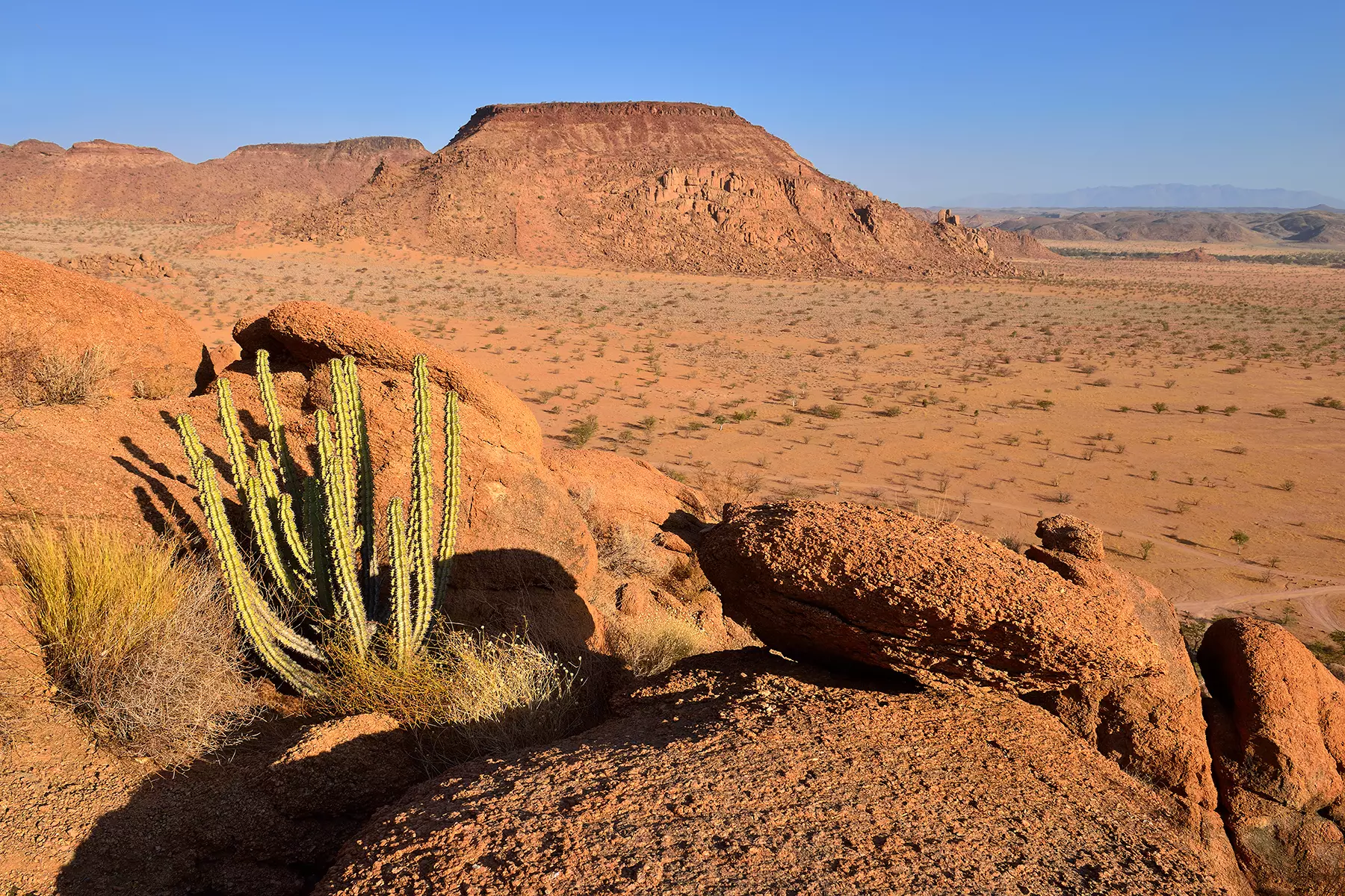 Afrika, Namibya, Kunene Eyaleti, Namib Çölü, Damaraland, Twyvelfontein, Aba Huab Vadisi, granit manzara