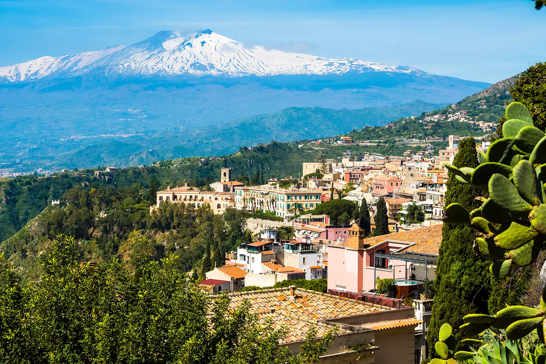 Italie, Sicile, Taormina, vue sur la ville d'en haut avec l'Etna en arrière-plan