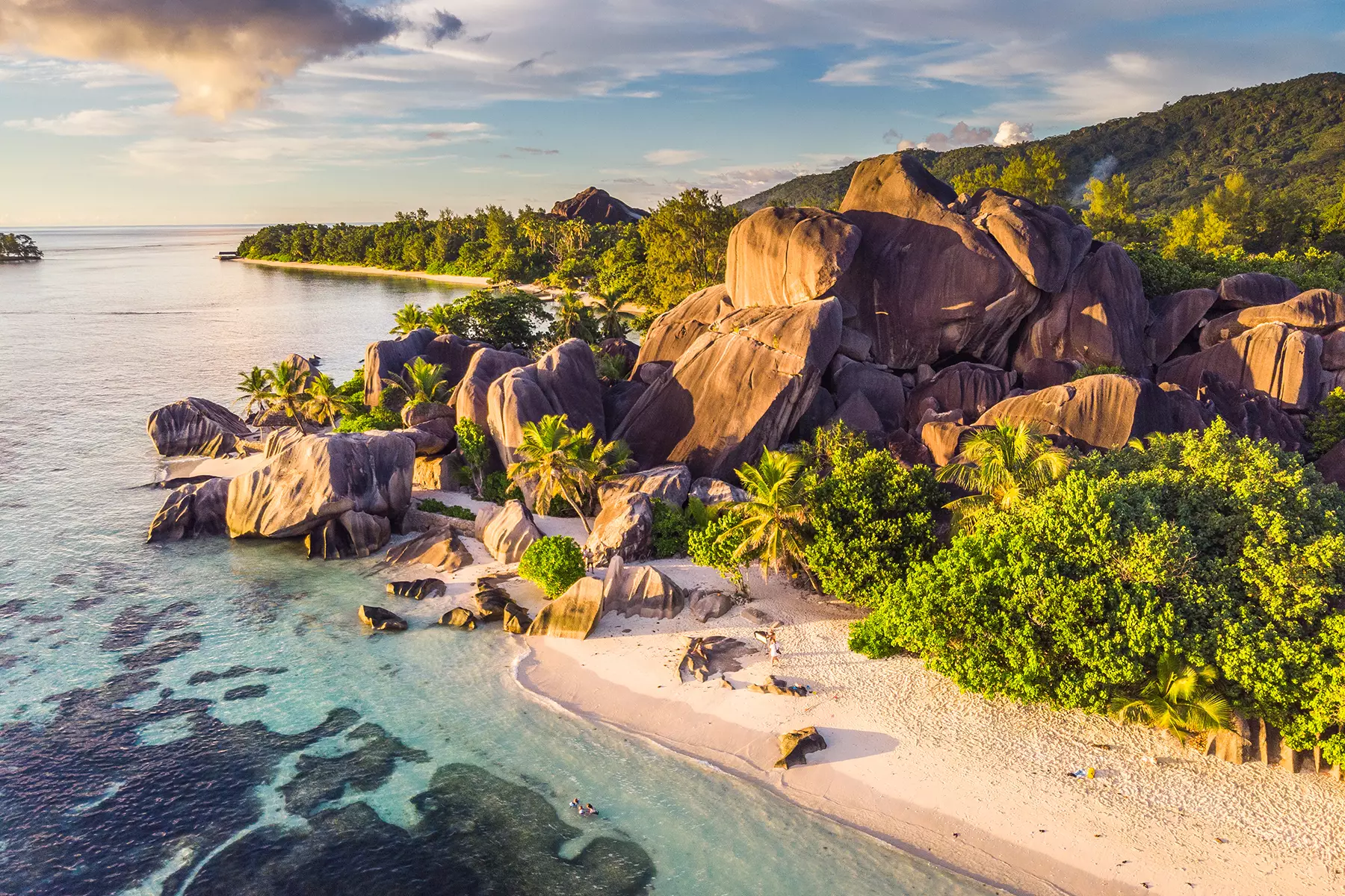 Anse Source d'Argent prise au coucher du soleil depuis un drone