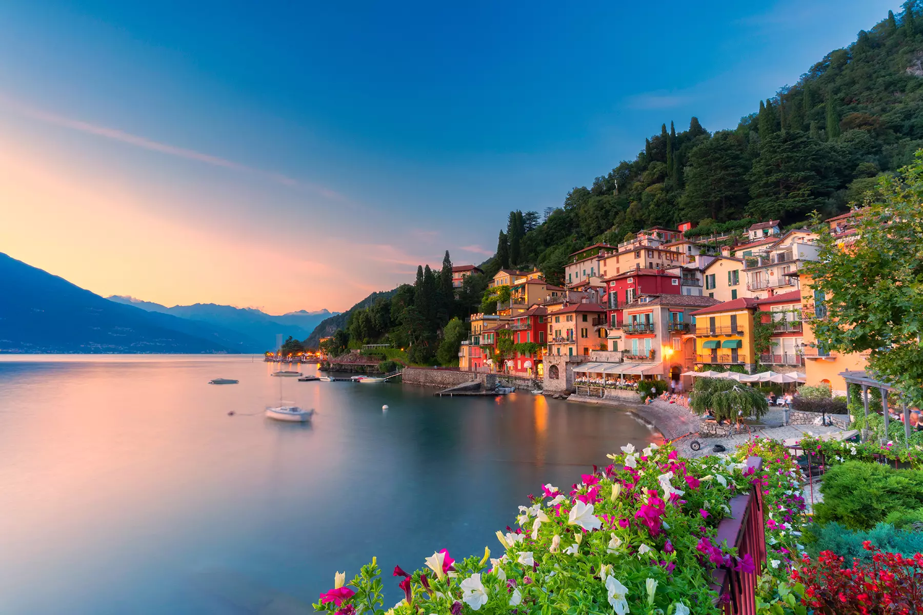 Solnedgång över den traditionella byn Varenna på stranden av Comosjön, Lecco-provinsen, Lombardiet, Italien