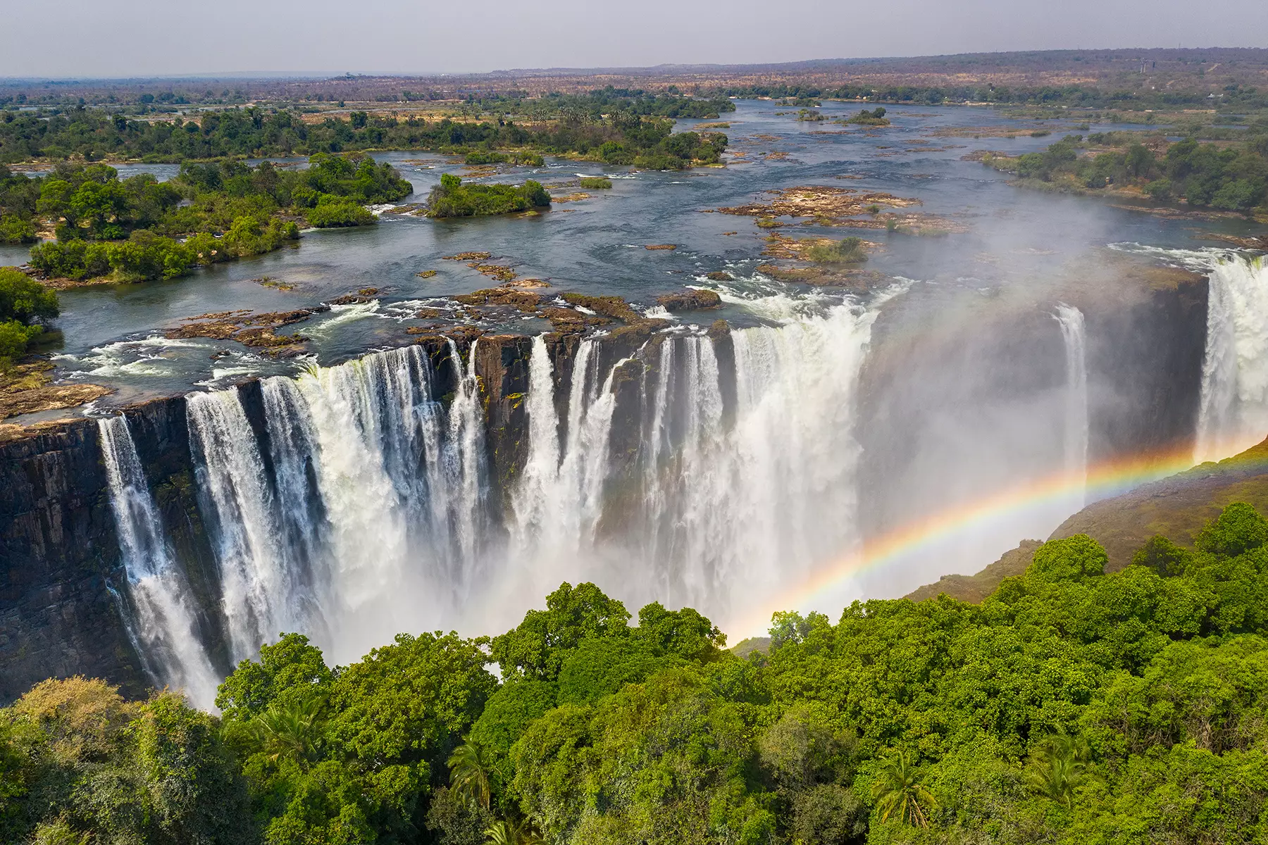 Ünlü Victoria Şelaleleri, Zimbabve ve Zambiya'nın havadan görünümü