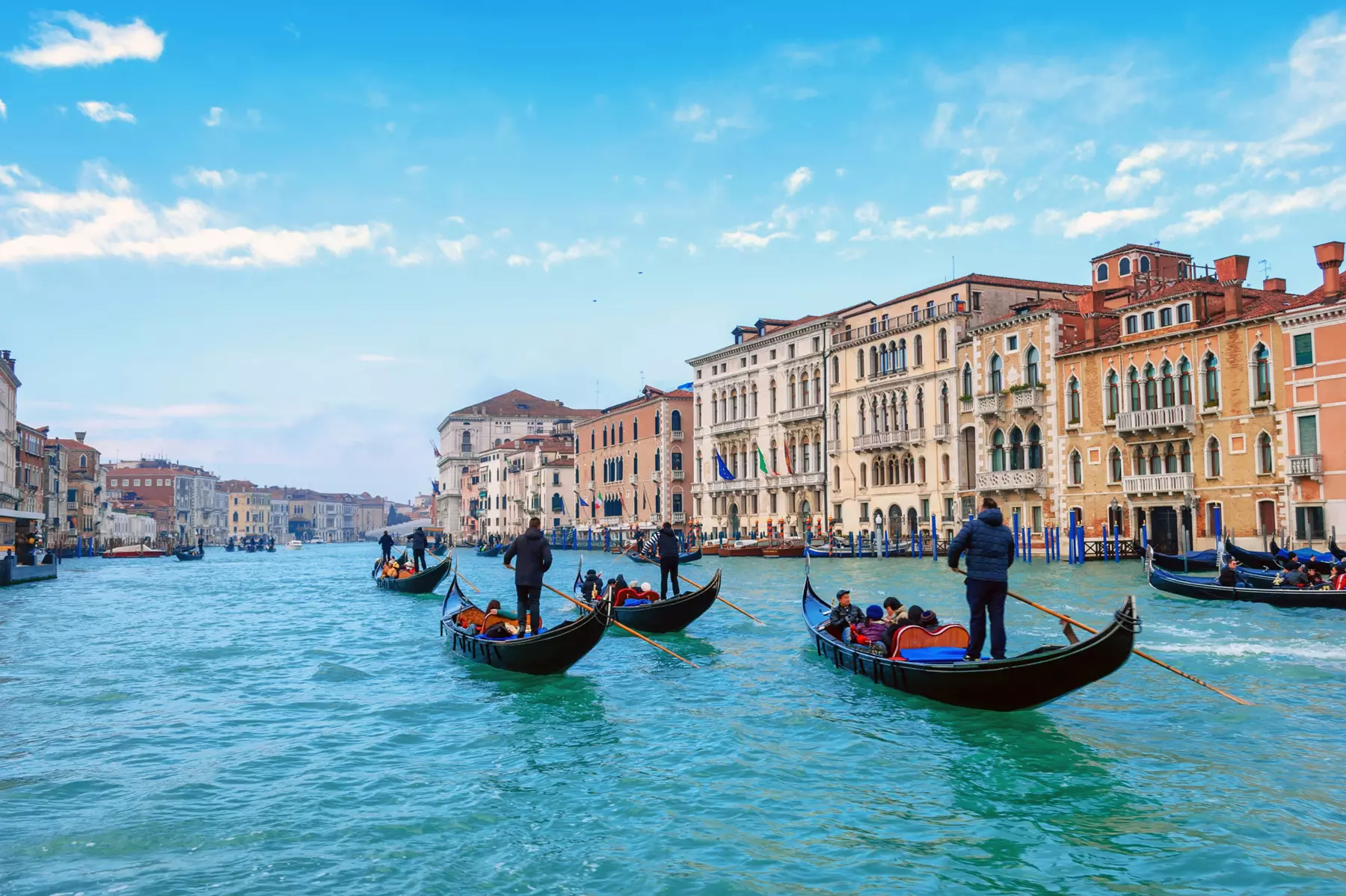 Utsikt over Venezia-kanalen full av gondoler