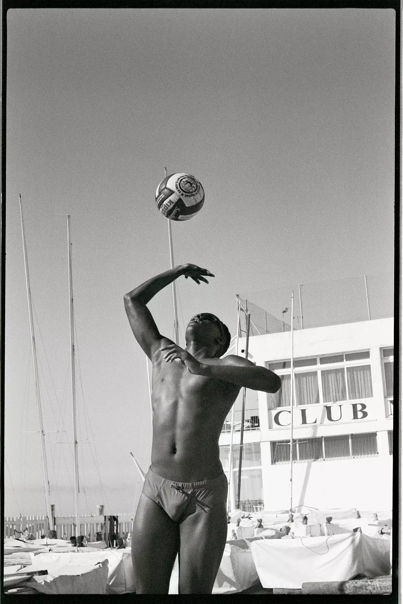 Munthu akusewera volleyball