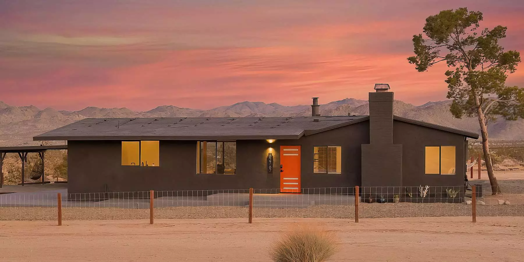 Black Rock Homestead in der Nähe des Joshua Tree National Park bietet atemberaubende Sternenbeobachtung, einen privaten Pool und weitläufige Wüstenblicke