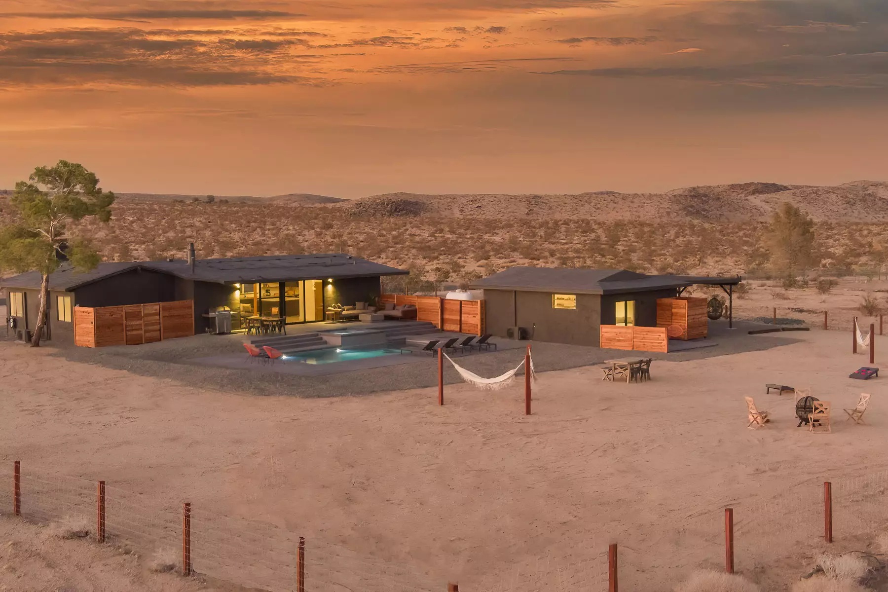 Black Rock Homestead di Joshua Tree, rumah hitam modern dengan interior hangat minimal