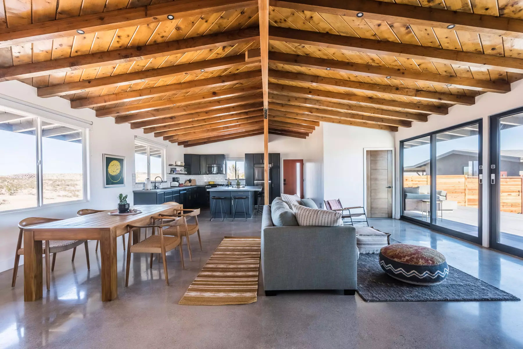 Black Rock Homestead à Joshua Tree, une maison noire moderne avec des intérieurs minimalistes et chaleureux