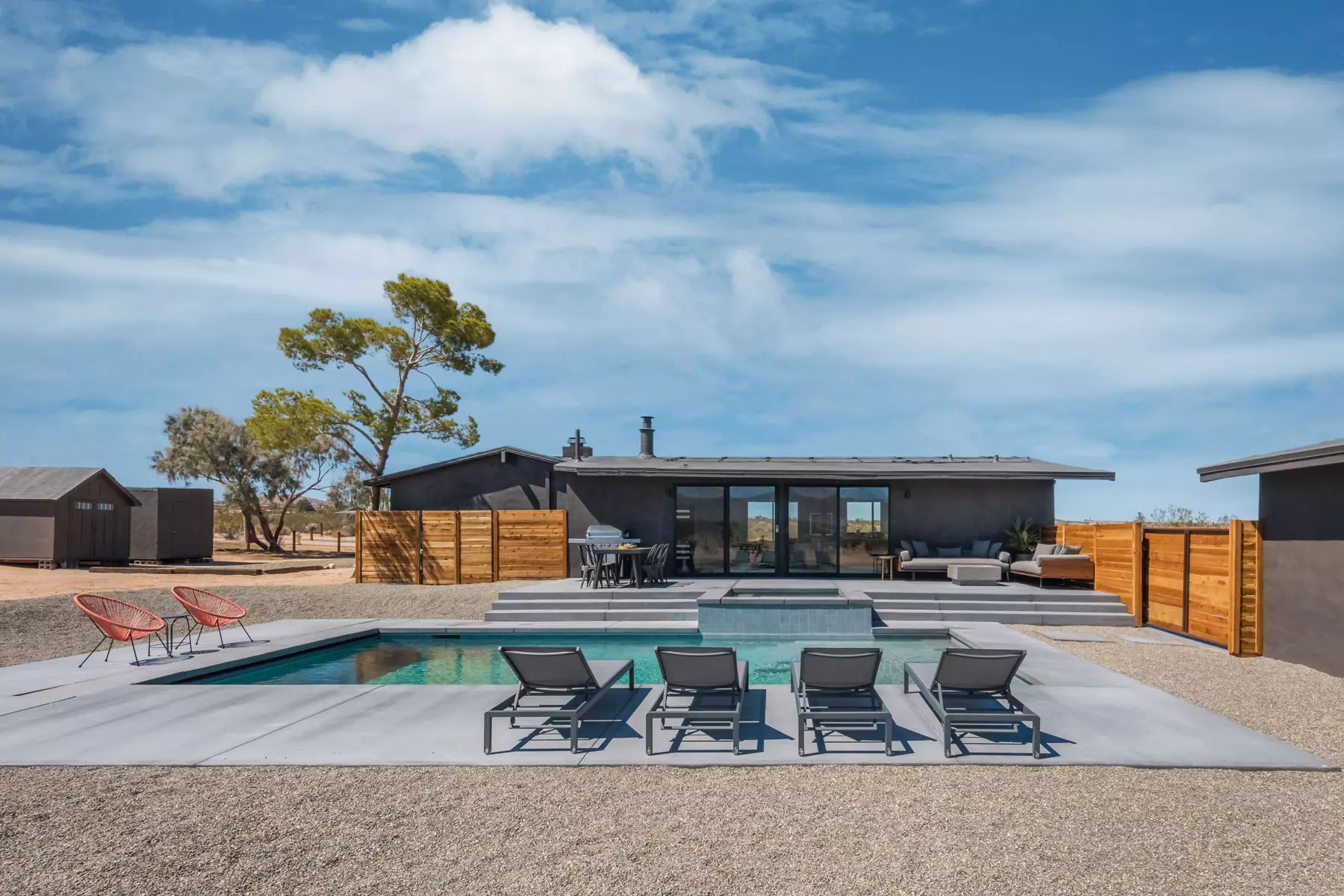 Black Rock Homestead во Joshua Tree, модерен црн дом со минимални топли ентериери