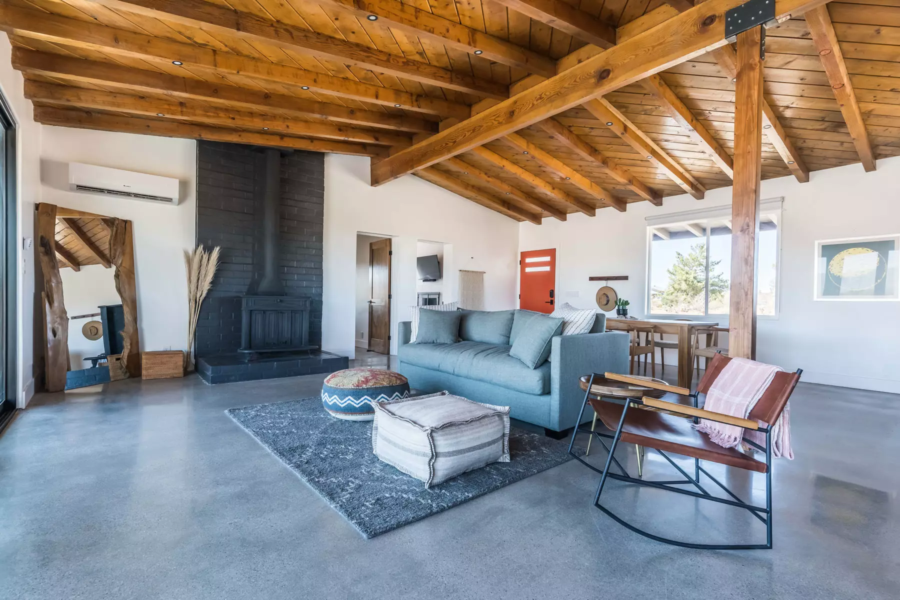 Black Rock Homestead di Joshua Tree, rumah hitam modern dengan interior hangat minimal