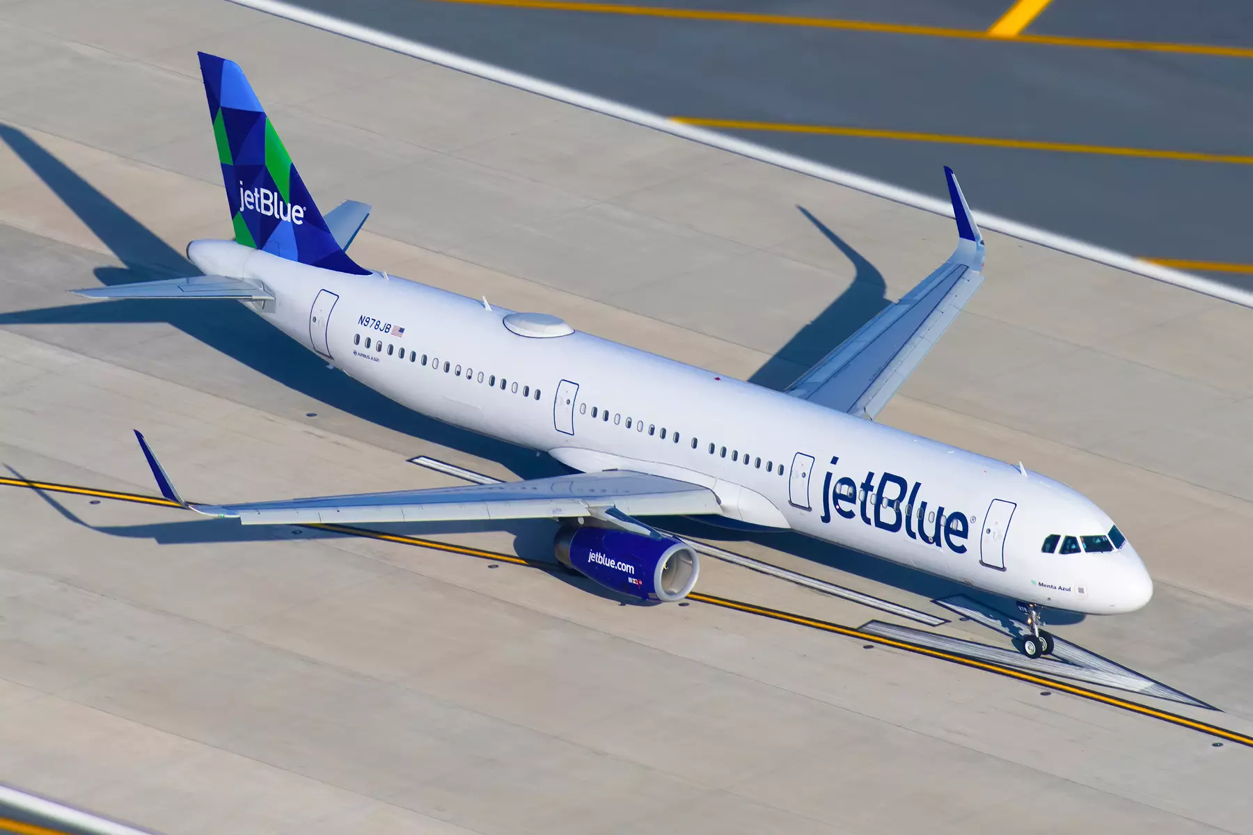 JetBlue Airways මගී ගුවන් යානය ජෝන් එෆ්. කෙනඩි ජාත්‍යන්තර ගුවන් තොටුපළට පැමිණීමෙන් පසු ගේට්ටුව වෙත කුලී ගමන් කරයි