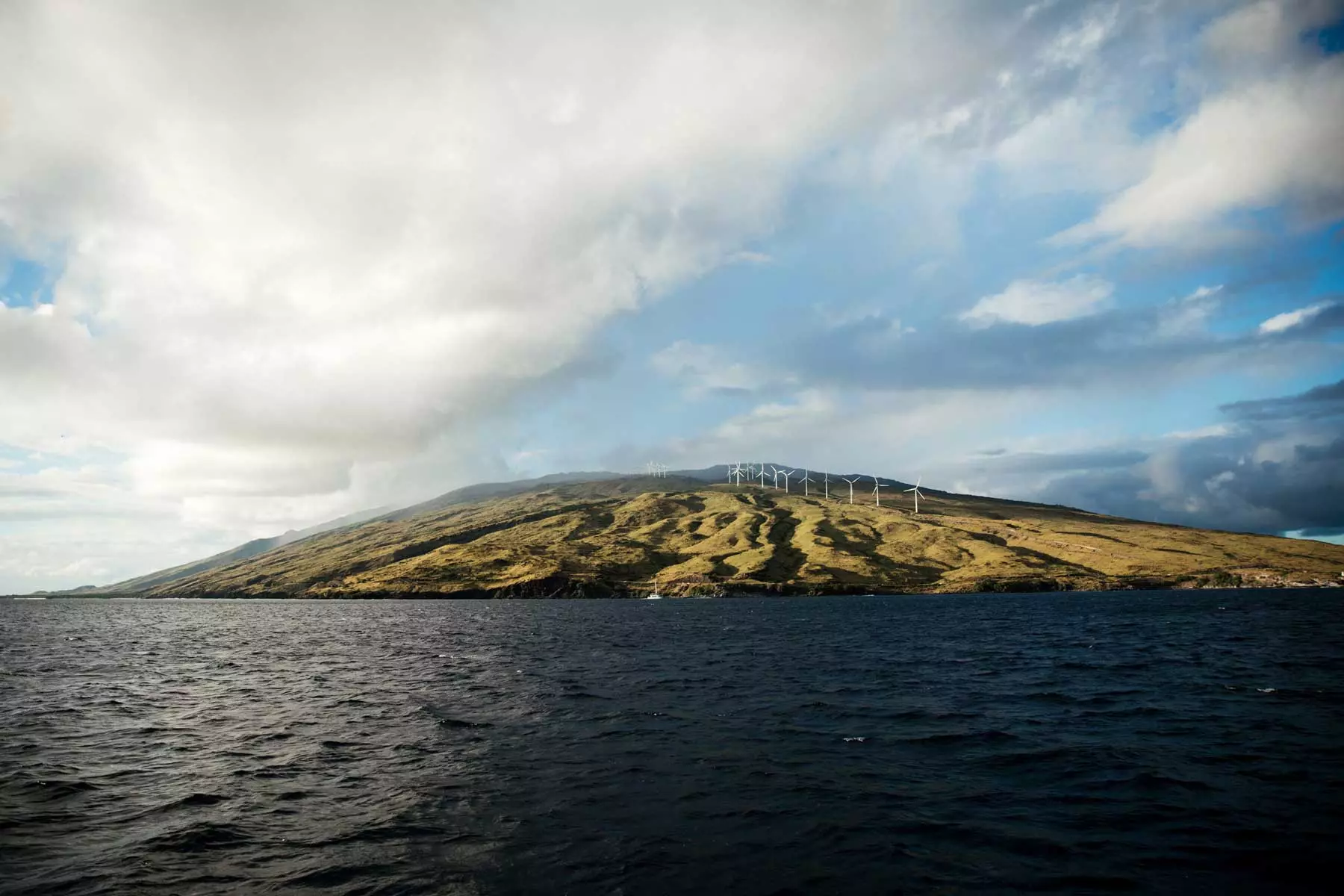 Radharc na tuirbíní ar an oileán haváíais na Maui....