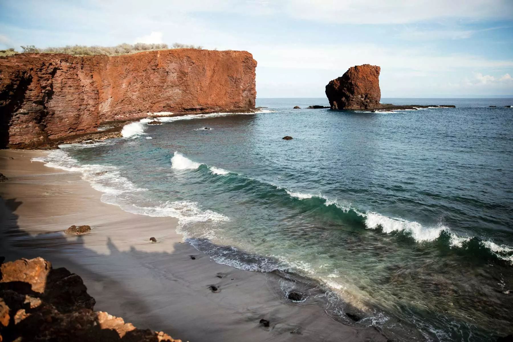 Trá agus aillte ar an oileán Haváís na Lanai