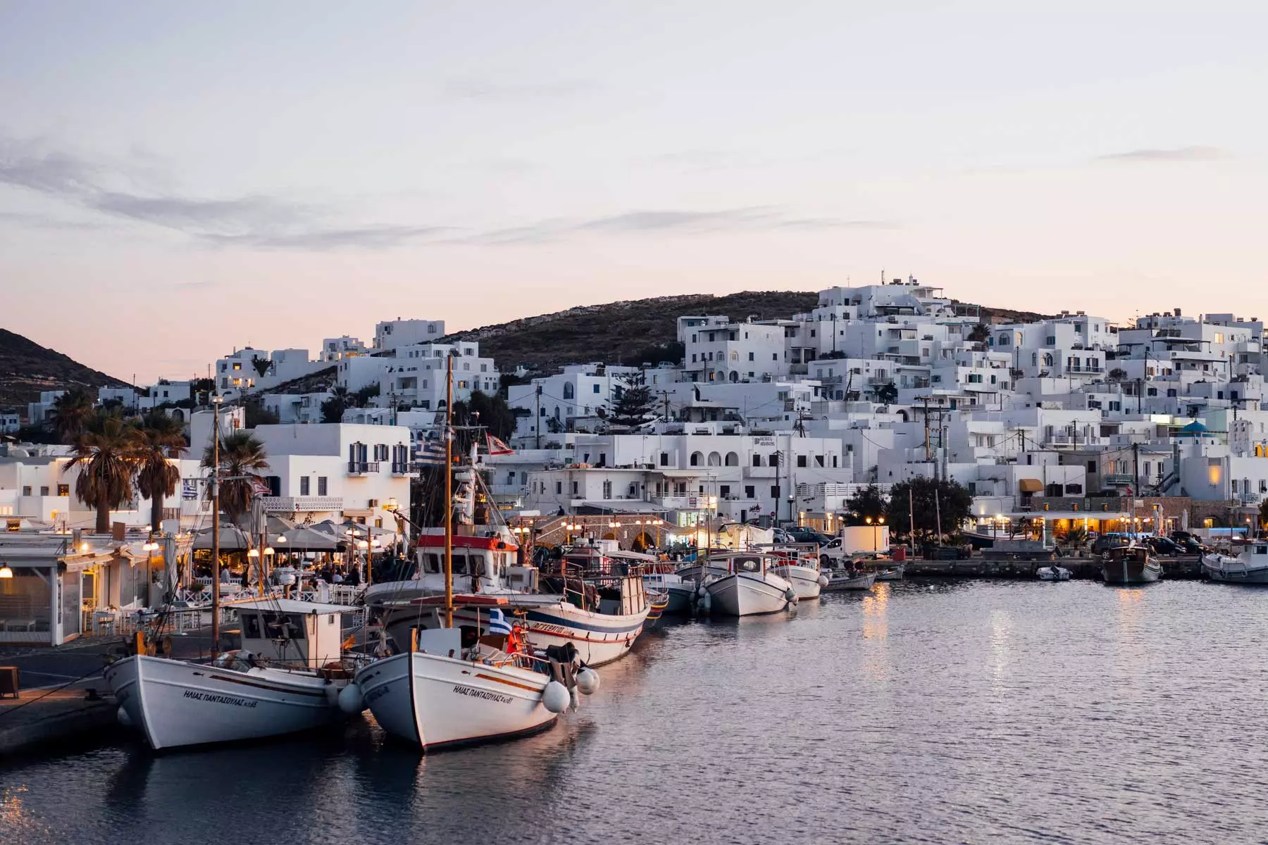 Dusk ar oileán Paros, an Ghréig