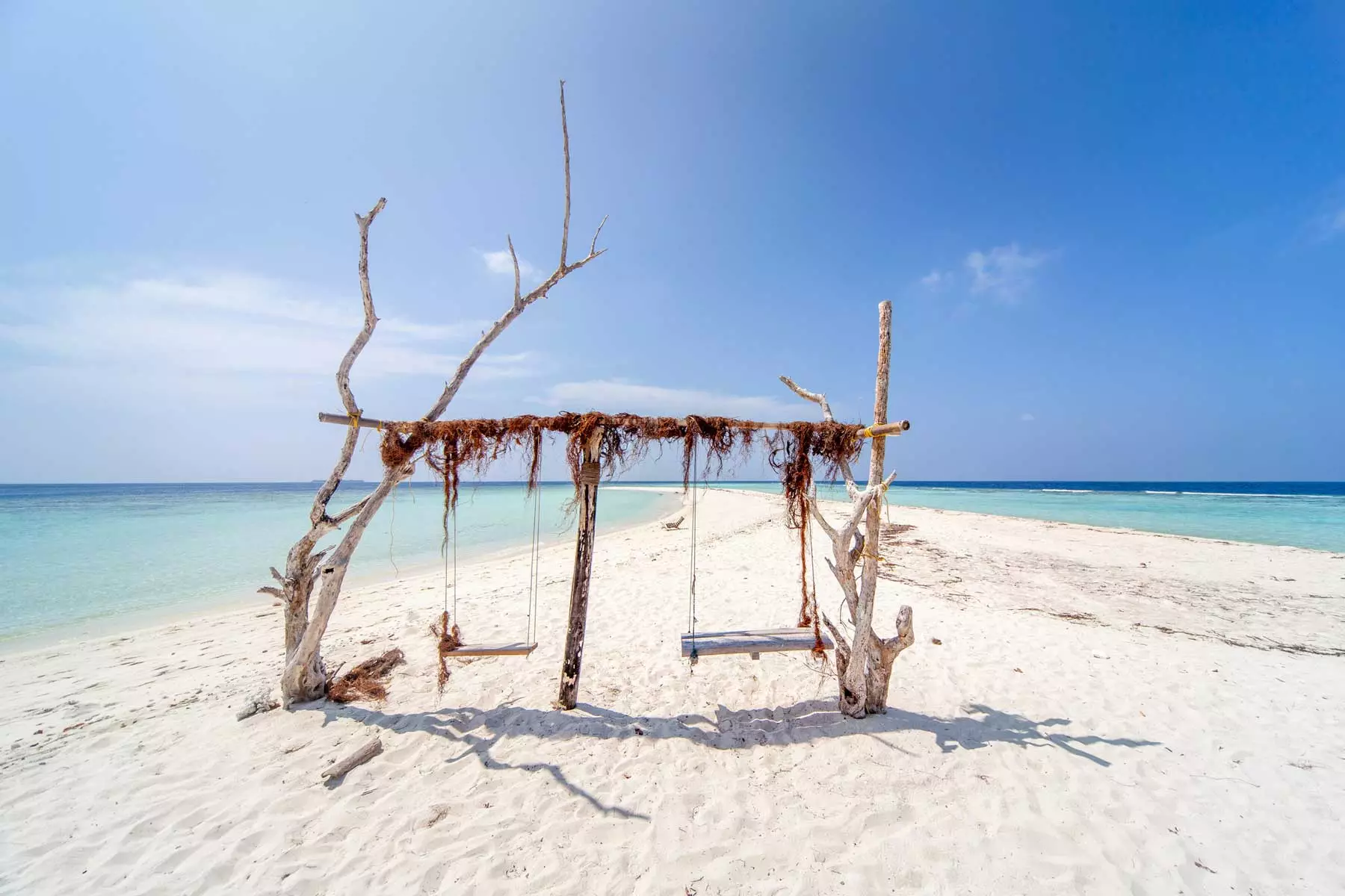 Maldivetako Omadhoo uharte harrigarria, hondar zuri ederrekin eta ur turkesarekin.