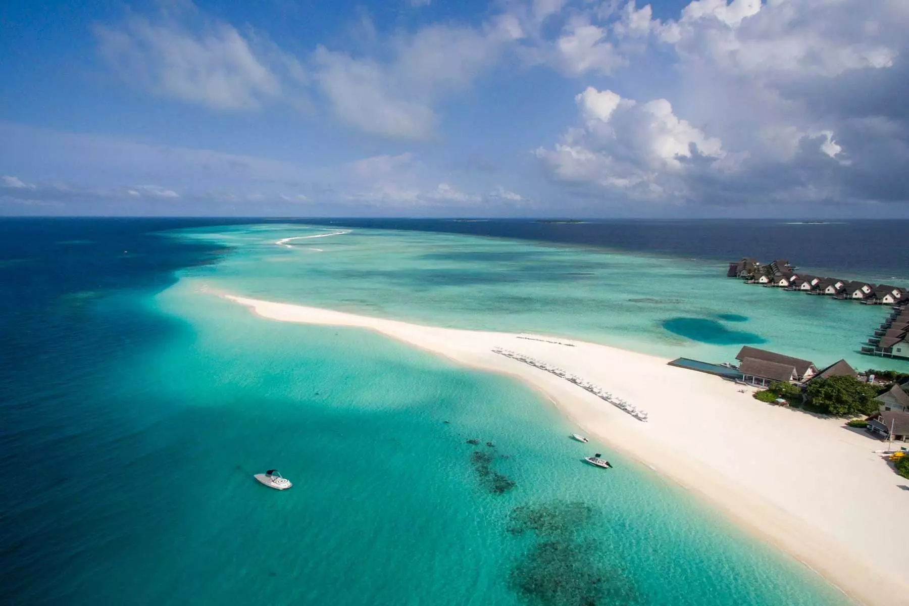 Landaa Giraavaru-eiland in die Maldive, omring deur helder blou water