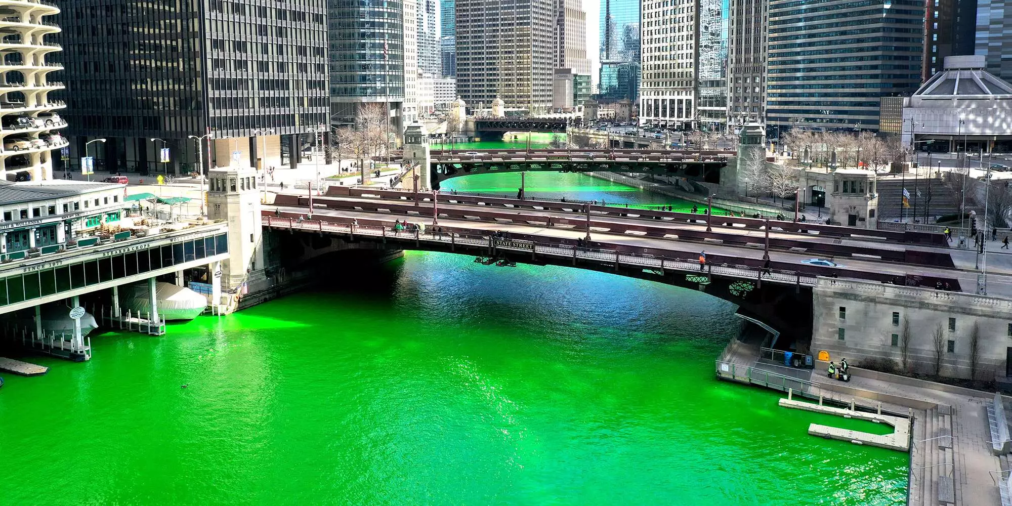 Jinsi na Kwa Nini Chicago Inageuza Mto Wake Kuwa Kijani kwa Siku ya St. Patrick