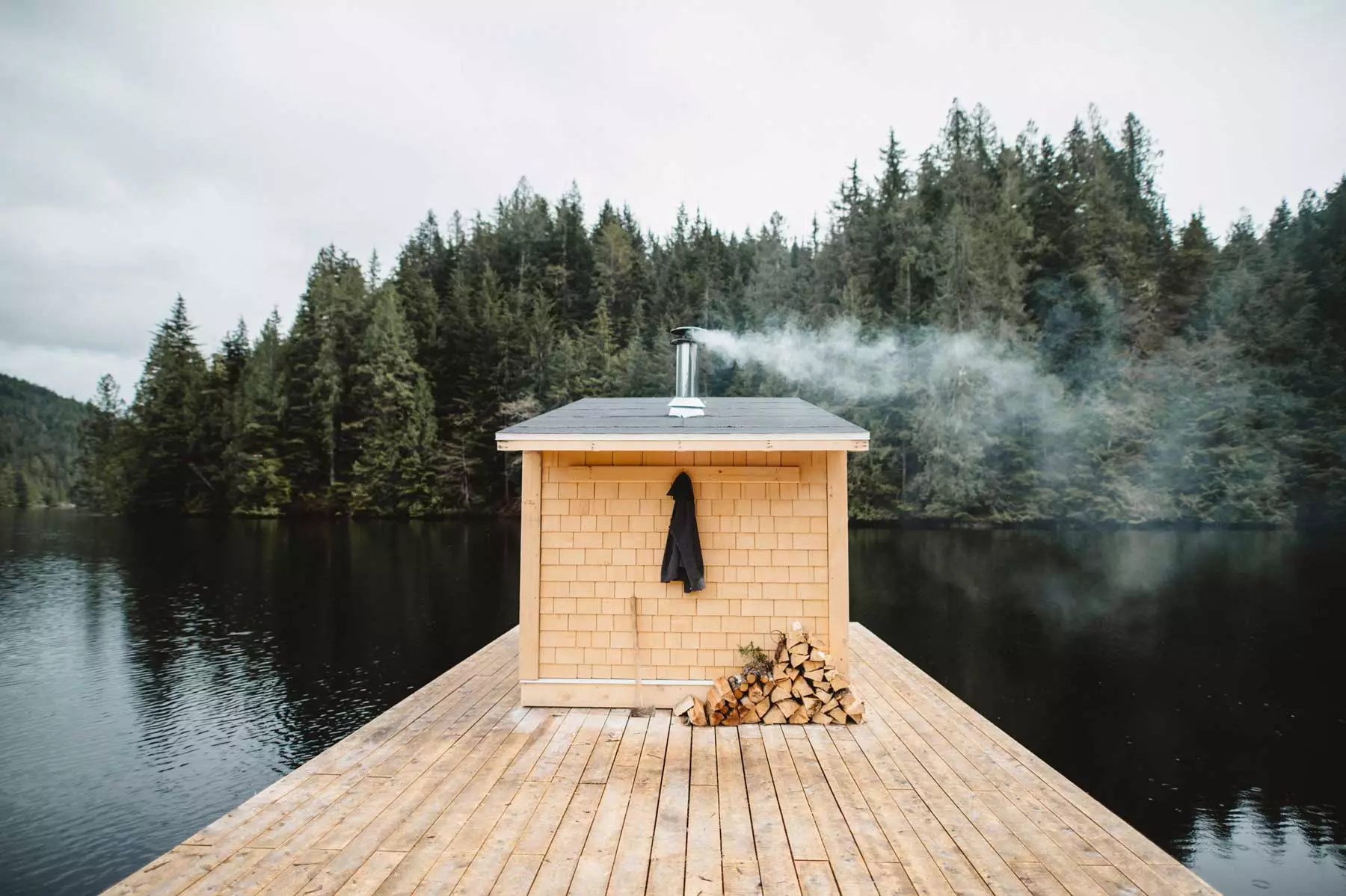 Un molo galleggiante con sauna nella foresta di Nimmo Bay in Canada.