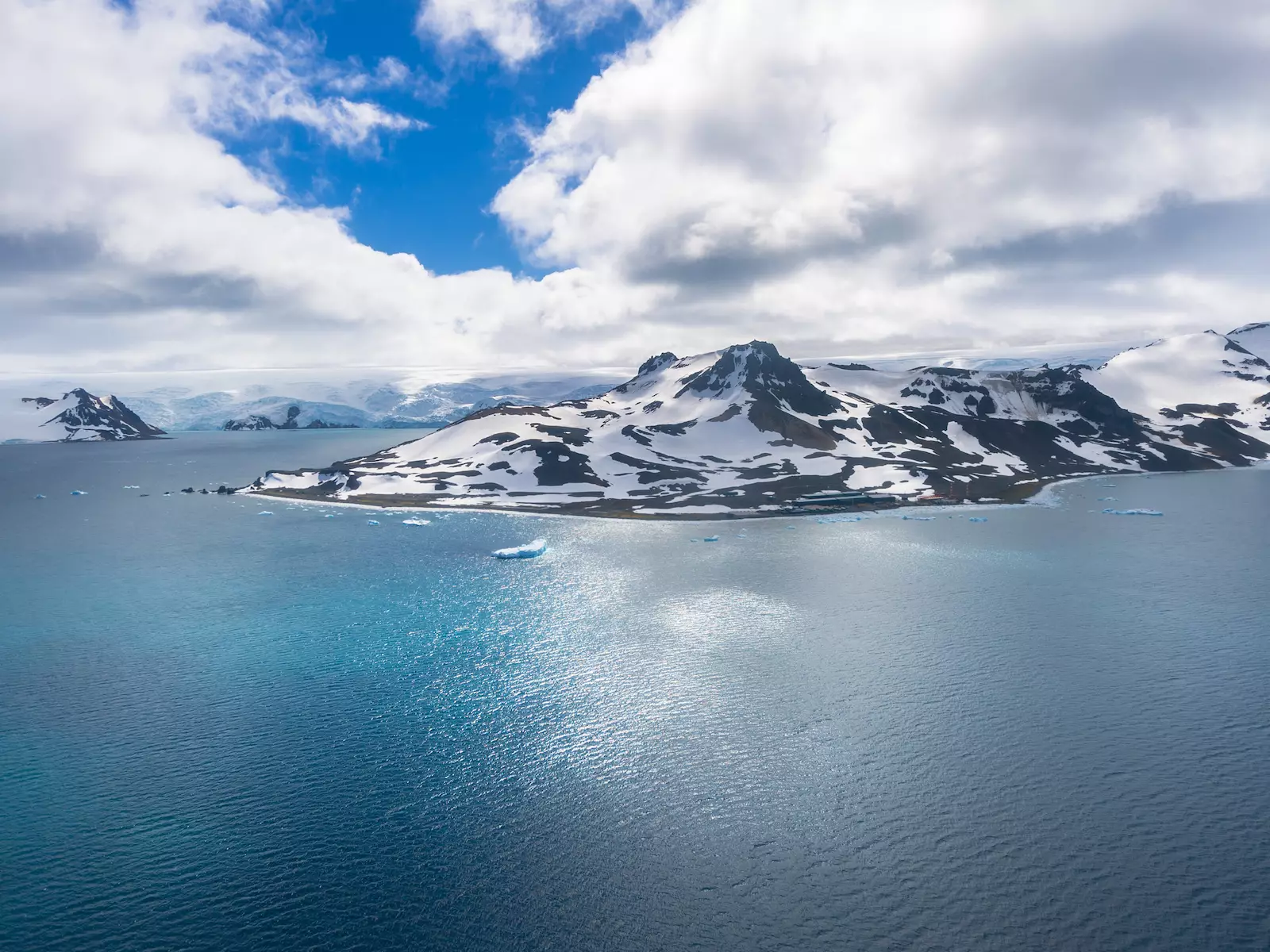 Nêrîna hewayî ji helîkoptera Hêza Hewayî ya Şîlî ku ji bo daketinê li Stasyona Comandante Ferraz, di 19ê Kanûna Pêşîn, 2019 de li Girava King George, Antarctica, nêzîk dibe.