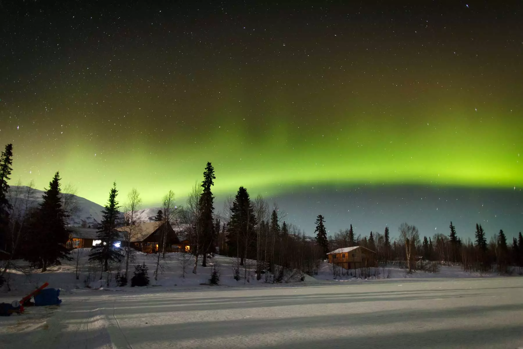 Aurora boreală deasupra Winterlake Lodge din Alaska