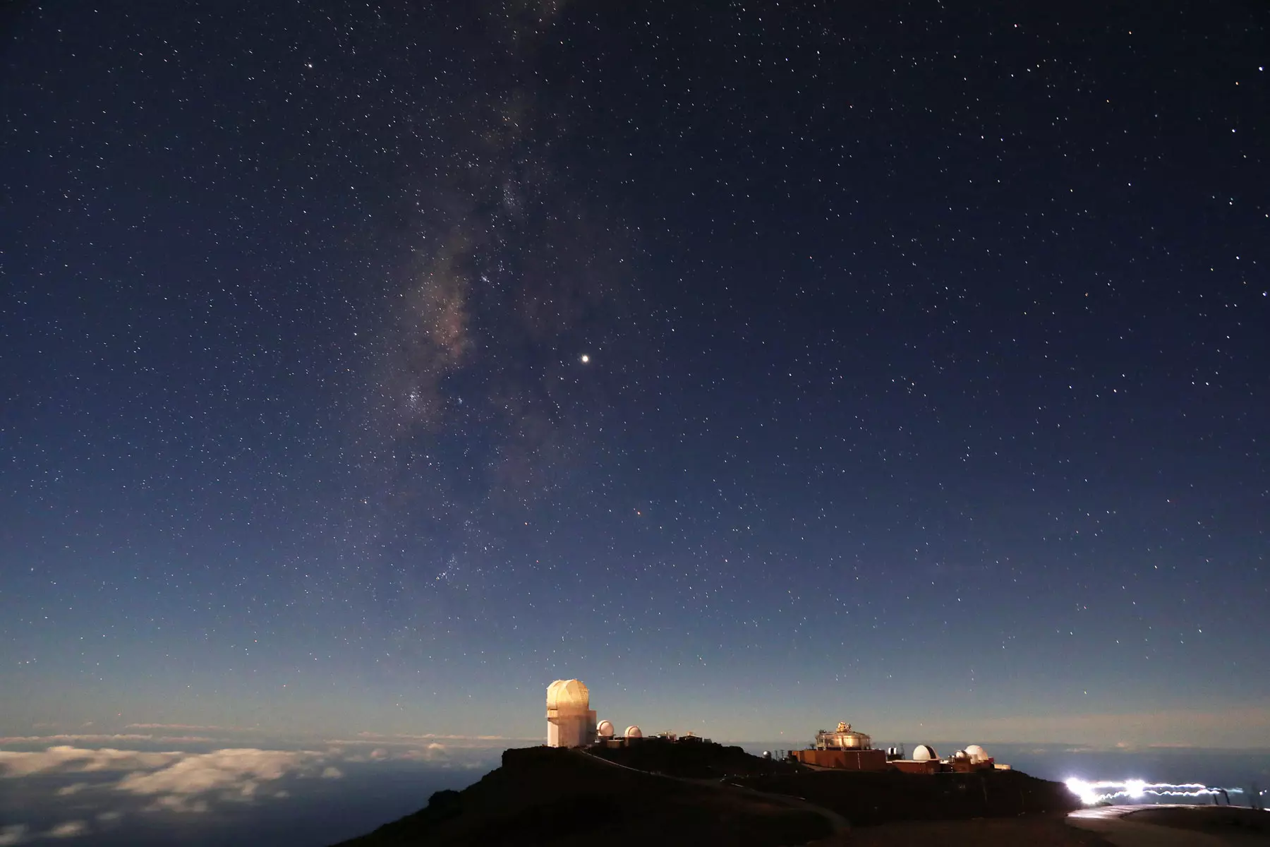 Haleakala Observatory Summit Haleakala အမျိုးသားဥယျာဉ်၊ Maui၊ Hawaii အပေါ် Milky Way