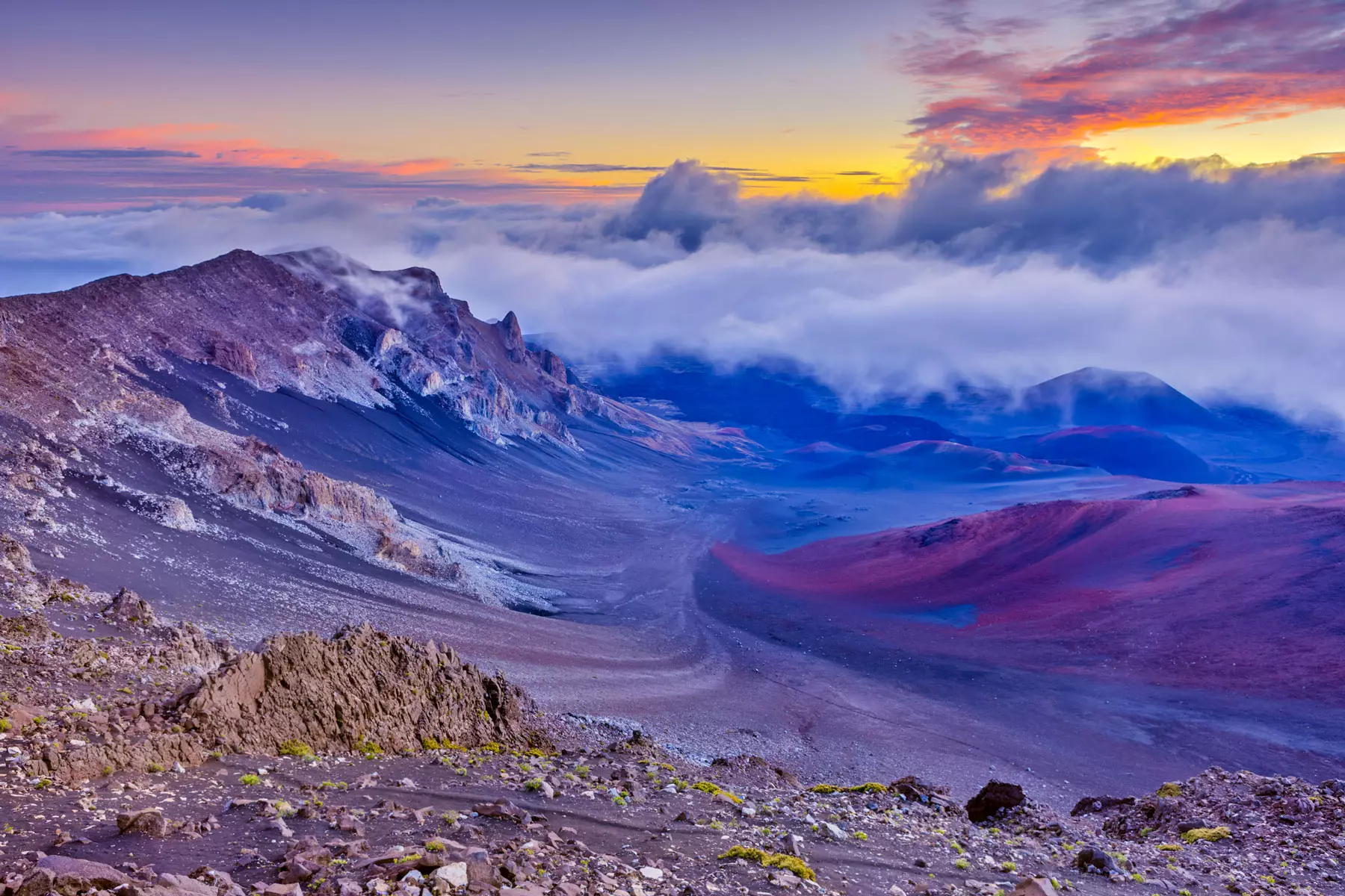 Haleakala Nasjonaal Park op Maui by sinne opgong, adembenemend fulkaan views yn pearse tinten