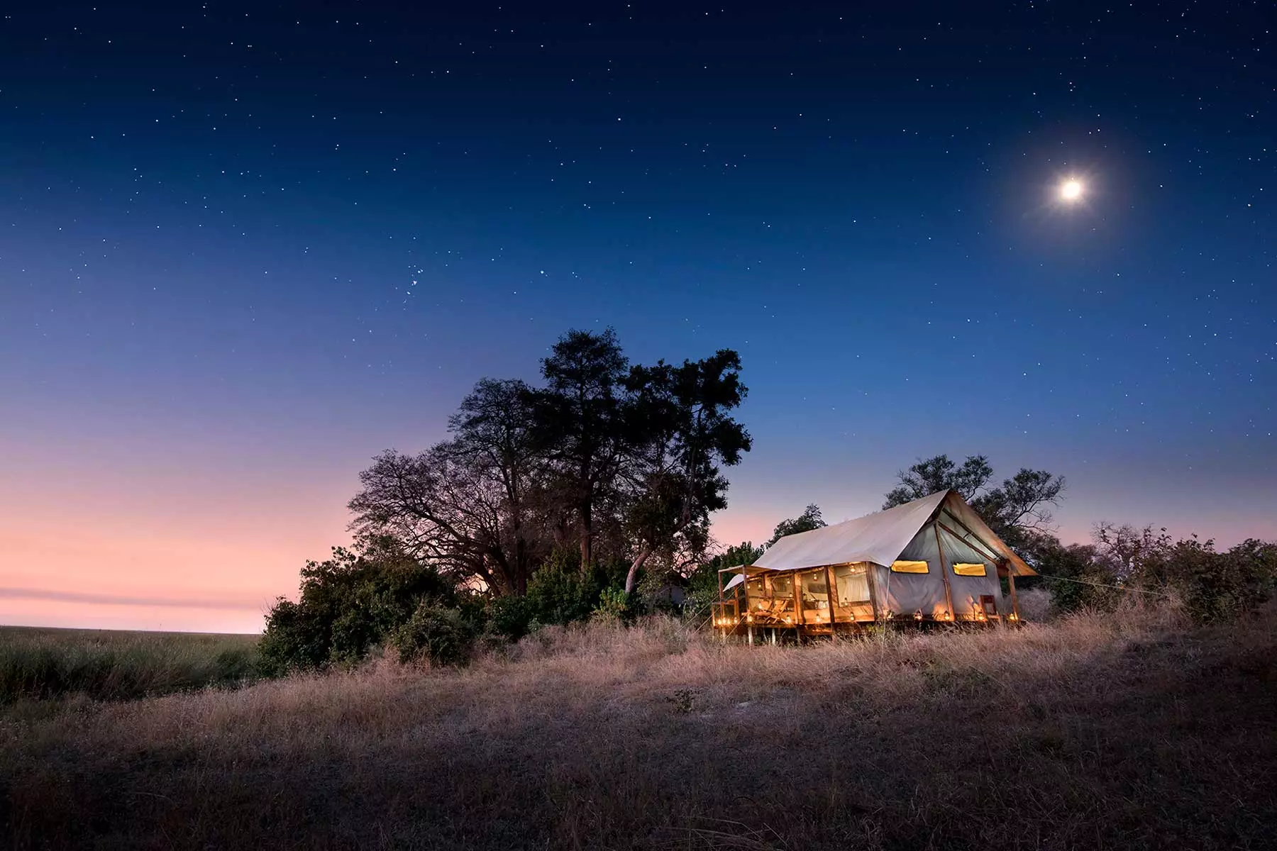 Sa gawas nga talan-awon sa maluho nga safari tent sa kilumkilom sa Botswana