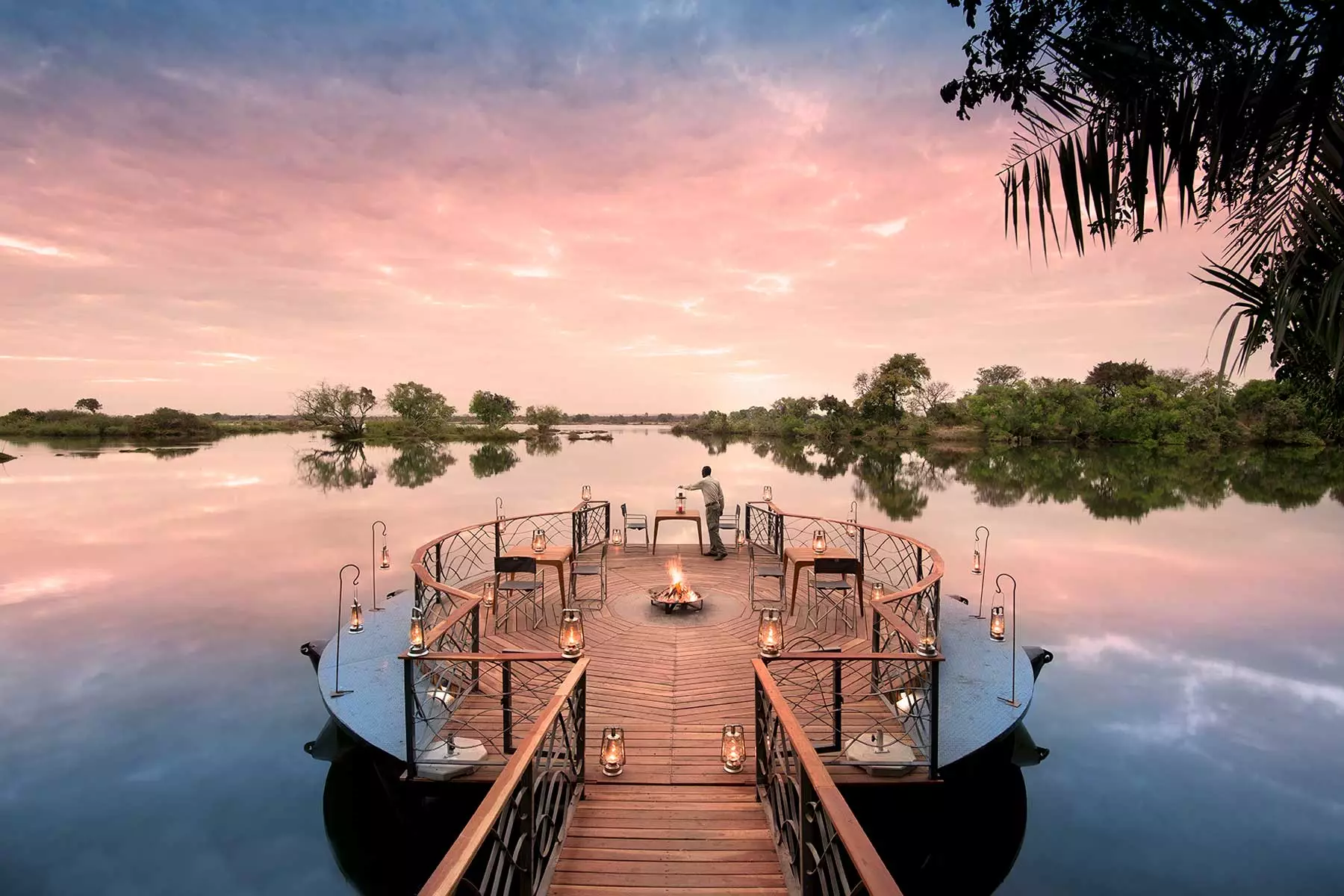 Een drijvend dok met kaarslicht bij zonsondergang in Zambia