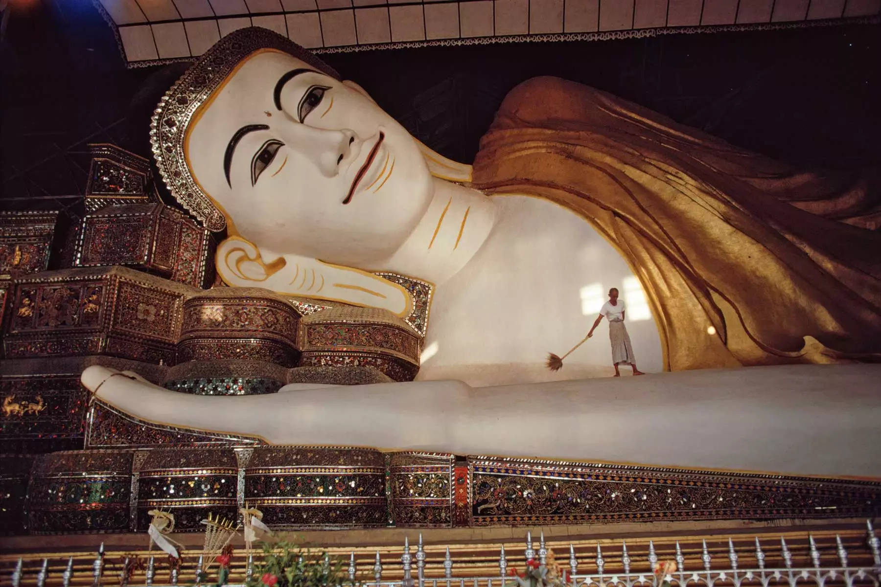 Ħaddiem li jnaddaf Buddha f’tempju fil-Myanmar, madwar l-1971