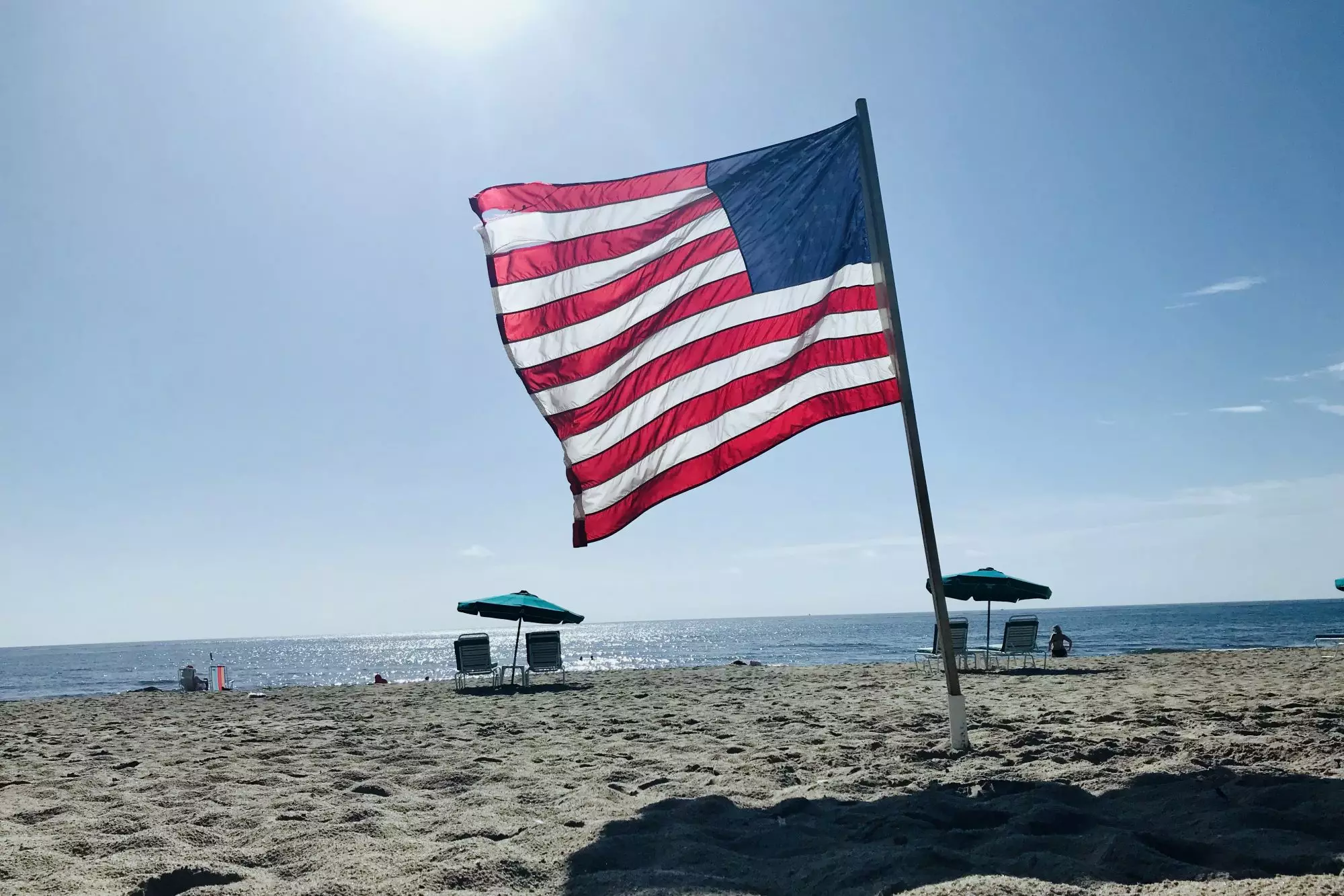 Αμερικανική σημαία σε μια παραλία