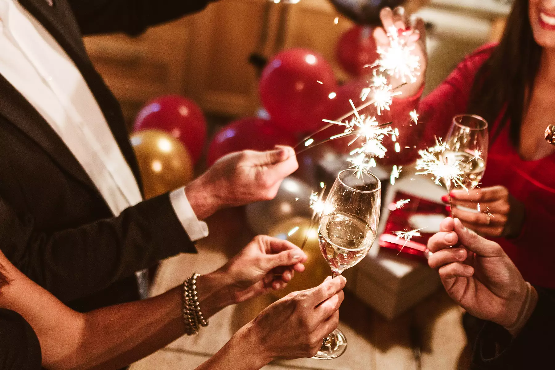 celebración do ano novo con champaña e bengalas