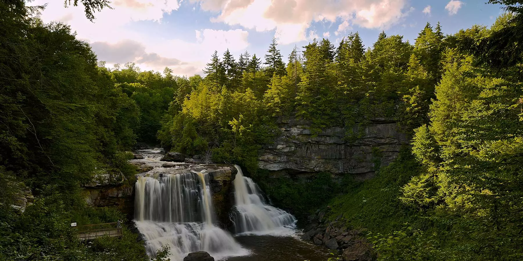 Dësen New West Virginia Trail verbënnt 29 erstaunlech Waasserfäll iwwer de Staat