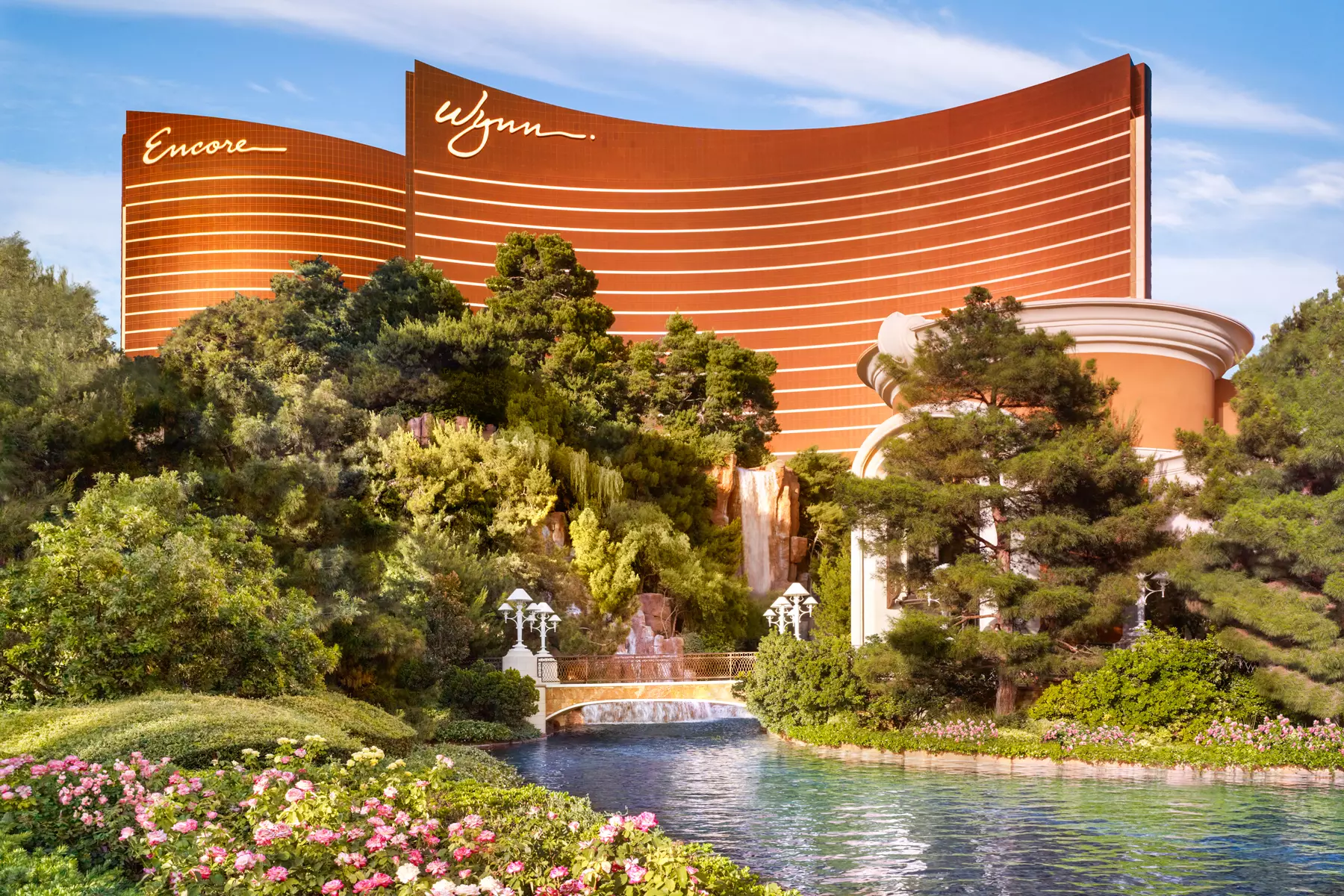 Esterno di Wynn and Encore a Las Vegas con un bellissimo paesaggio lussureggiante