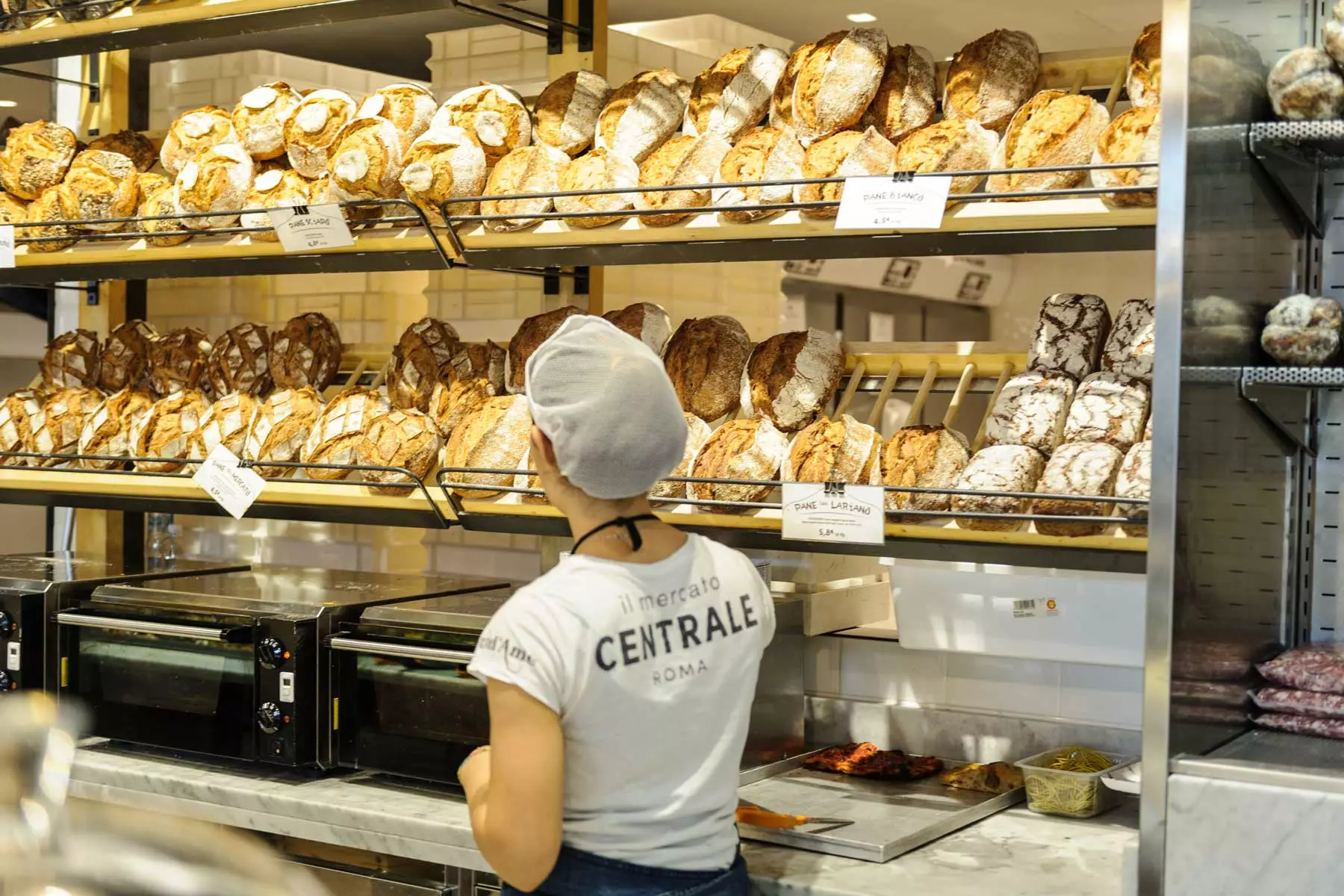 Rimiň Merkato merkezindäki çörek önümleri