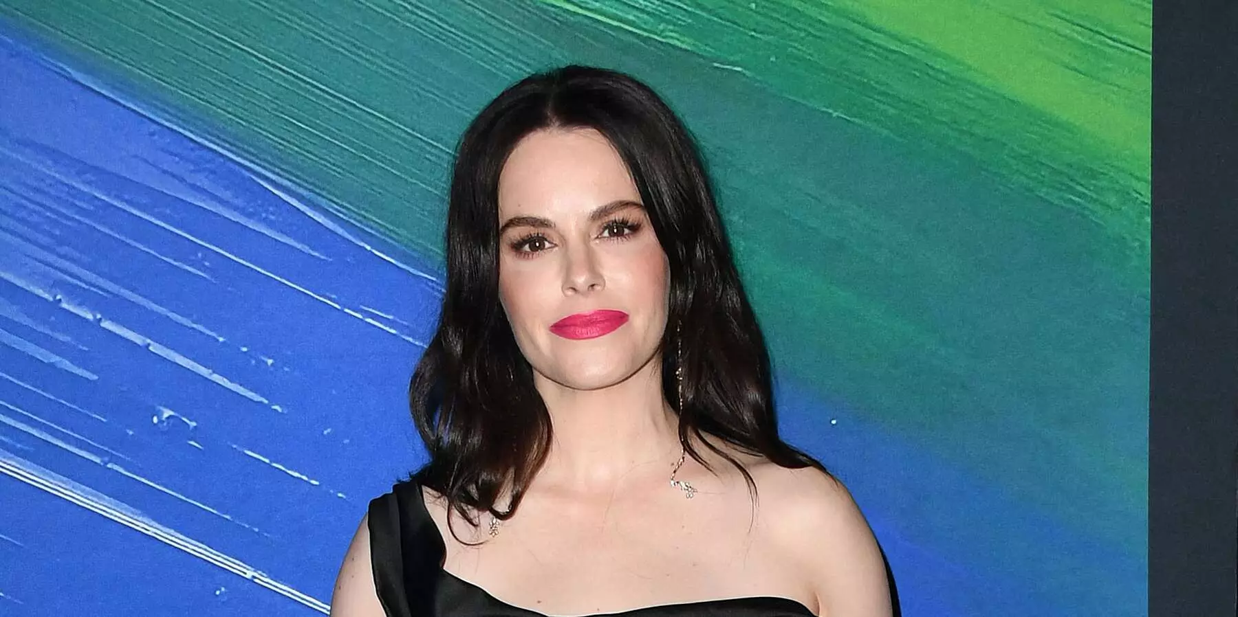 "Schitt's Creek"-stjärnan Emily Hampshire älskar också små städer i verkliga livet - det är här hon tillbringar semestern