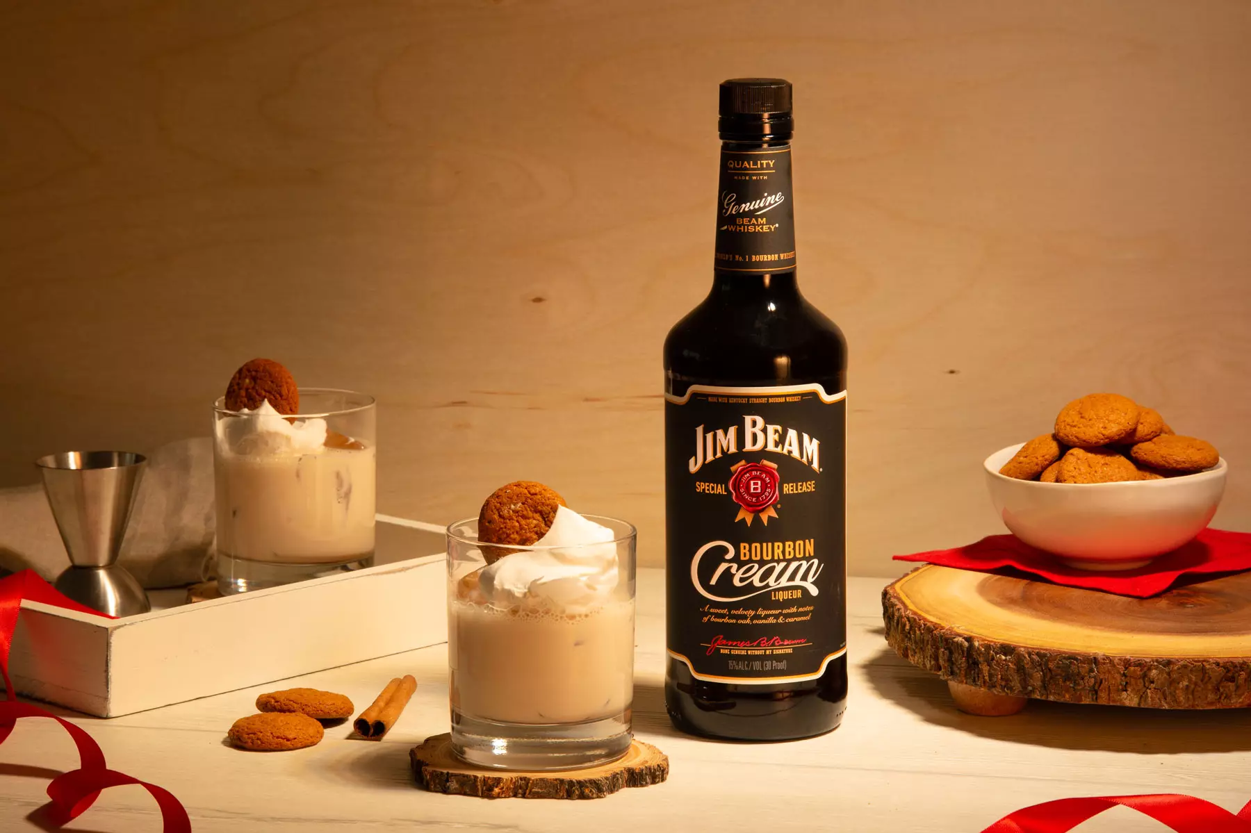 Zátiší s koktejly a sušenky a láhev Jim Beam Bourbon Cream Liquor