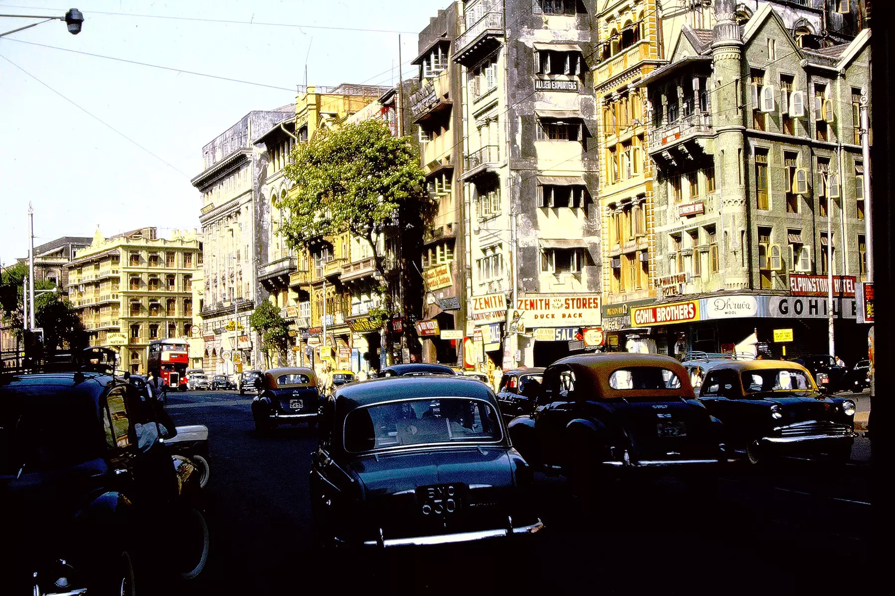 Foto de viagem de arquivo de edifícios e carros amarelos