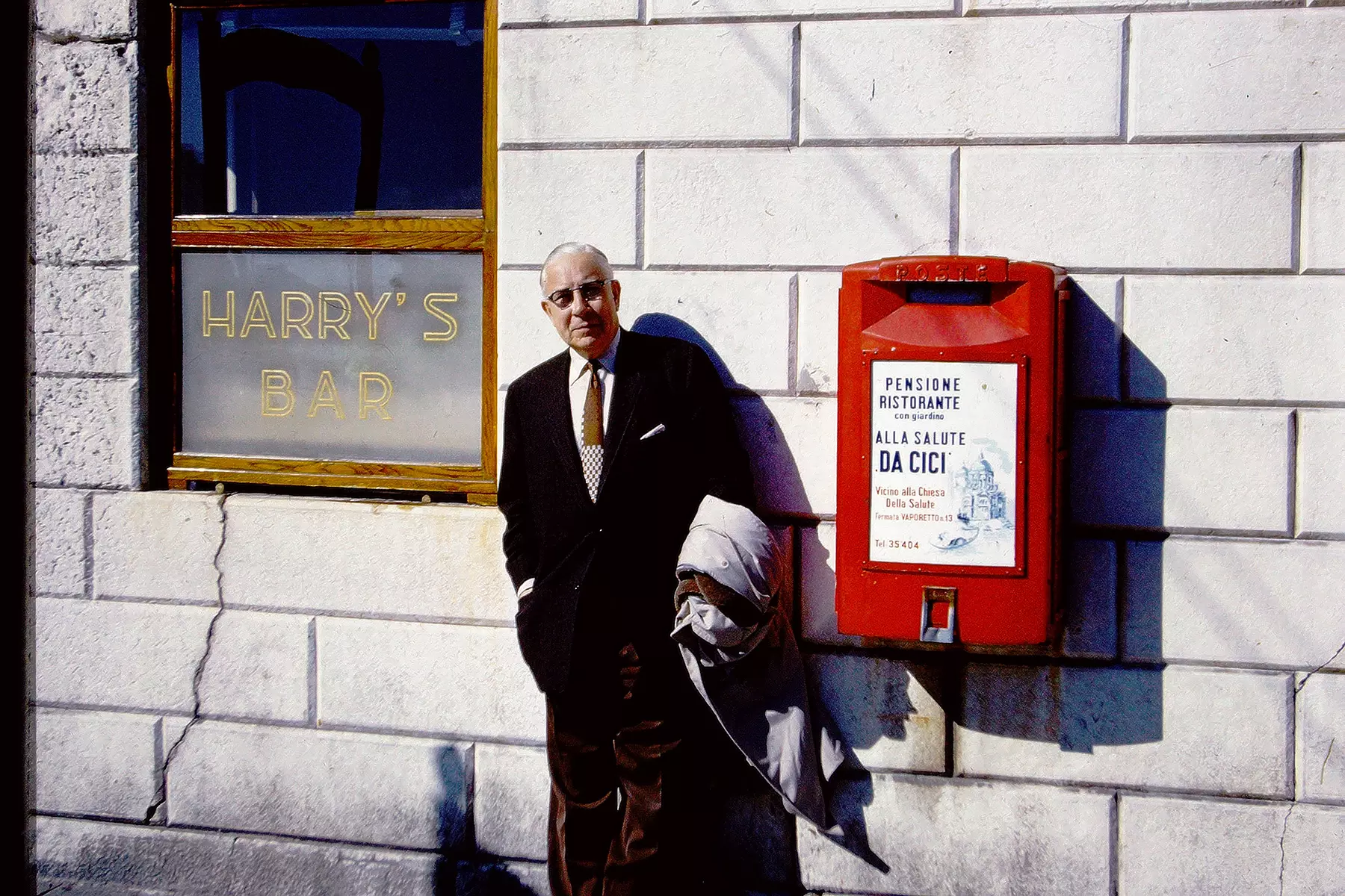 Foto de viagem de arquivo de um homem em frente ao Harry's Bar