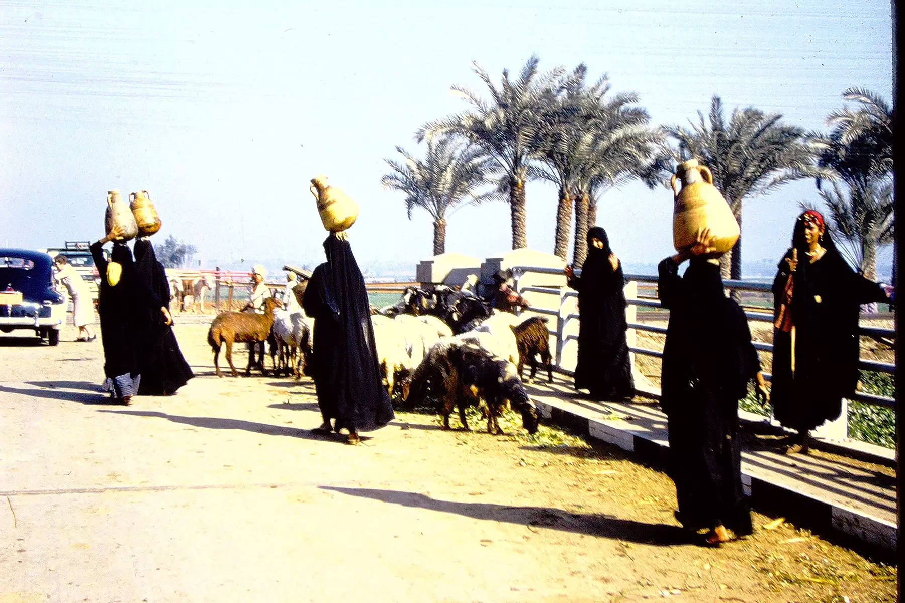 Foto de viagem de arquivo de mulheres carregando jarros na cabeça