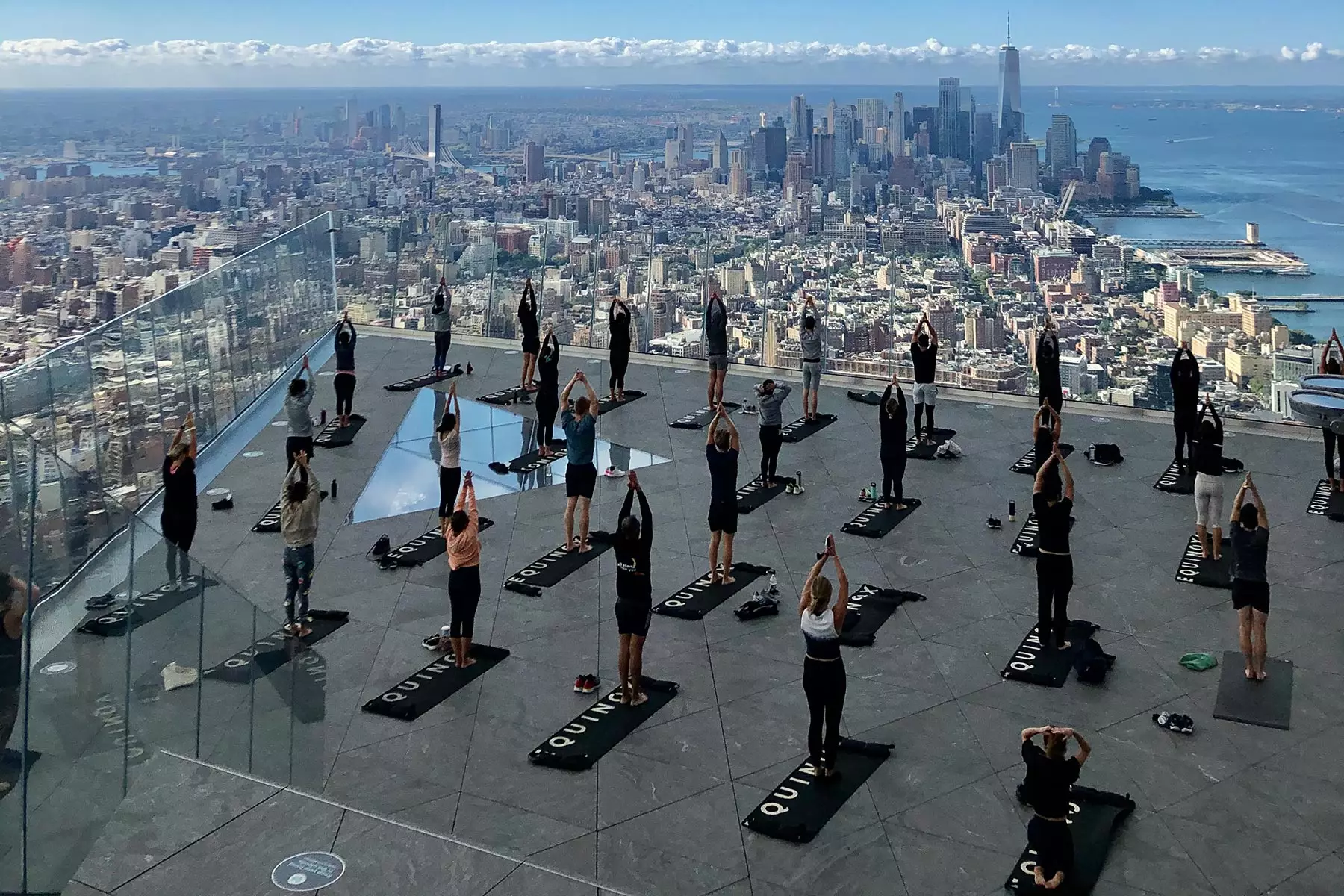 Un groupe faisant du Sky-High Yoga at the Edge à New York