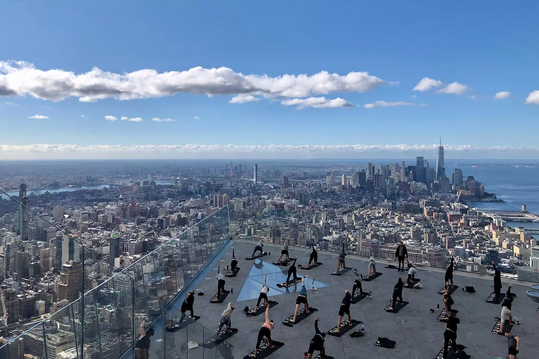 Nyu-Yorkun Edge-də Sky-High yoga ilə məşğul olan qrup