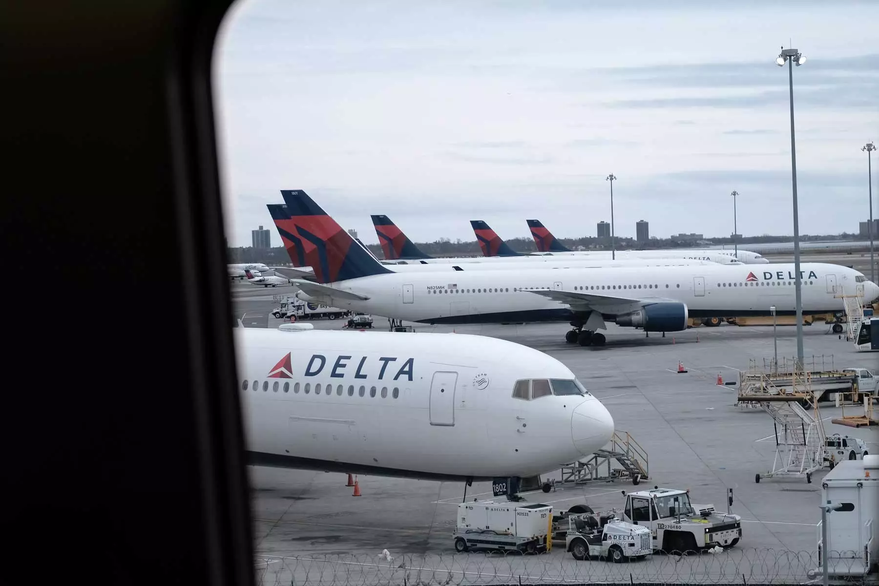 Delta lidmašīnas atrodas uz asfalta Džona F. Kenedija lidostā (JFK) 2020. gada 31. janvārī