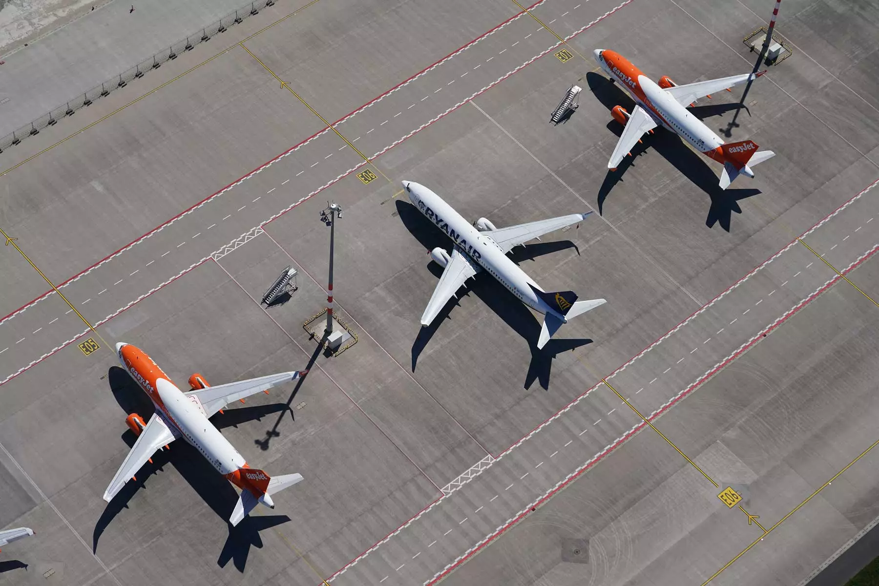 Aviões de passageiros das companhias aéreas de desconto EasyJet e Ryanair que foram temporariamente retirados de serviço estão estacionados no aeroporto de Berlim-Brandenburg durante a crise do coronavírus em 01 de junho de 2020 em Schoenefeld, Alemanha