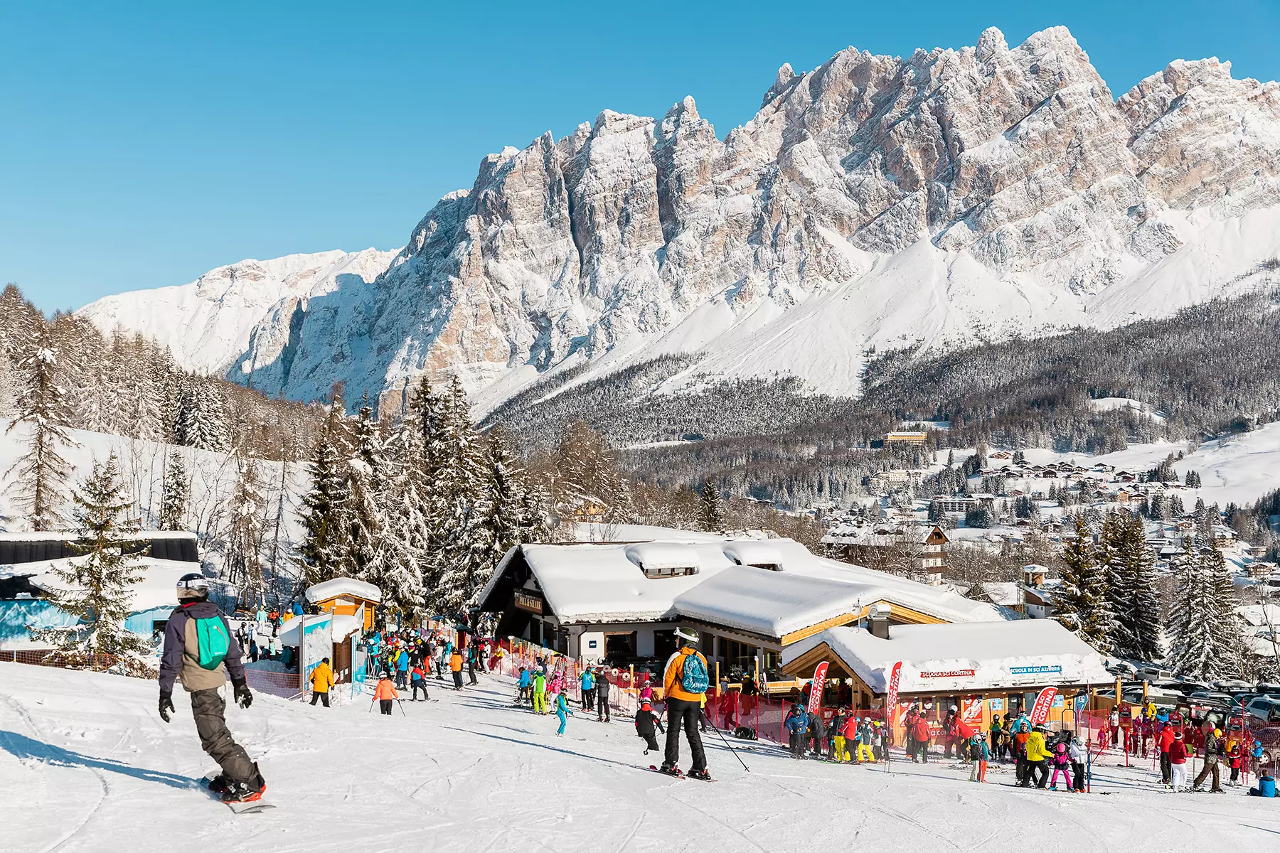 Cortina d'Ampezzo मध्ये स्कीइंग