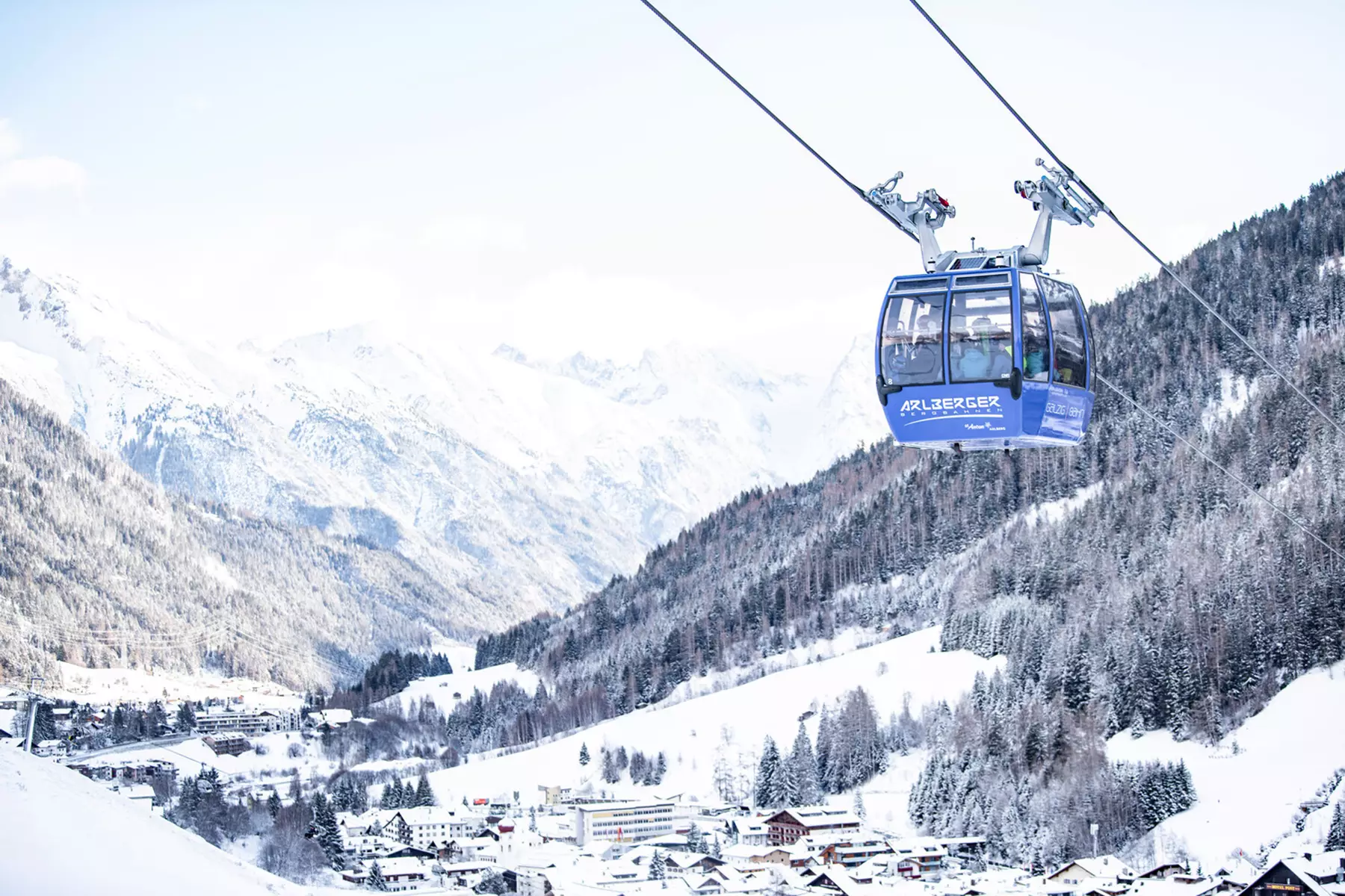 Lift en stad bij St. Anton am Arlberg