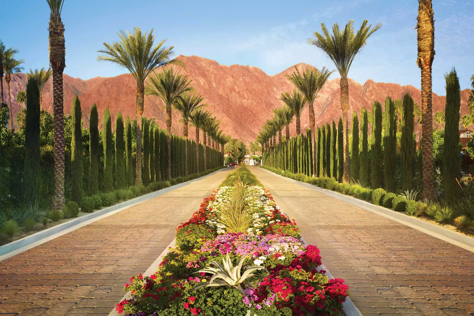 Dolgo zelenje in cvetlični vstop v La Quinta Resort & Club v Palm Springsu v Kaliforniji