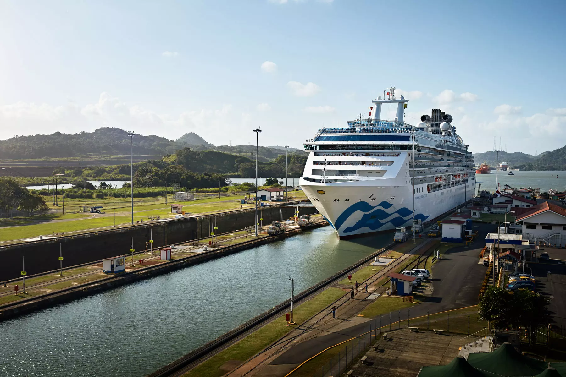 Panama Kanalı'nda Coral Princess yolcu gemisi