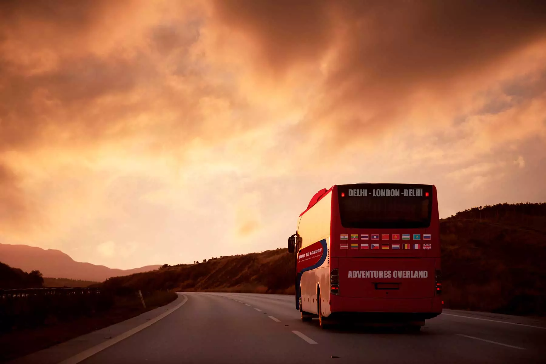 Punane büst tolmusel päikeseloojangul, Adventures Overland Bust jõuab Delhist Londonisse 70 päevaga