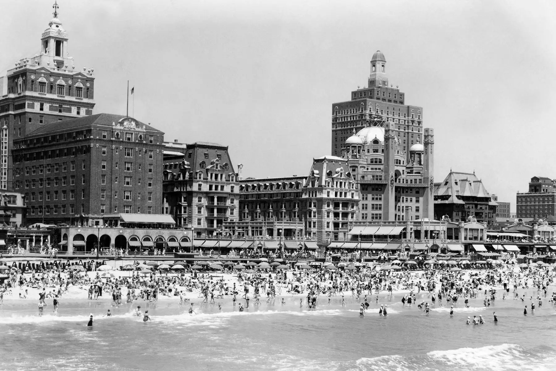 Der Boardwalk und Old Time Hotels sind im Hintergrund in Atlantic City um 1940